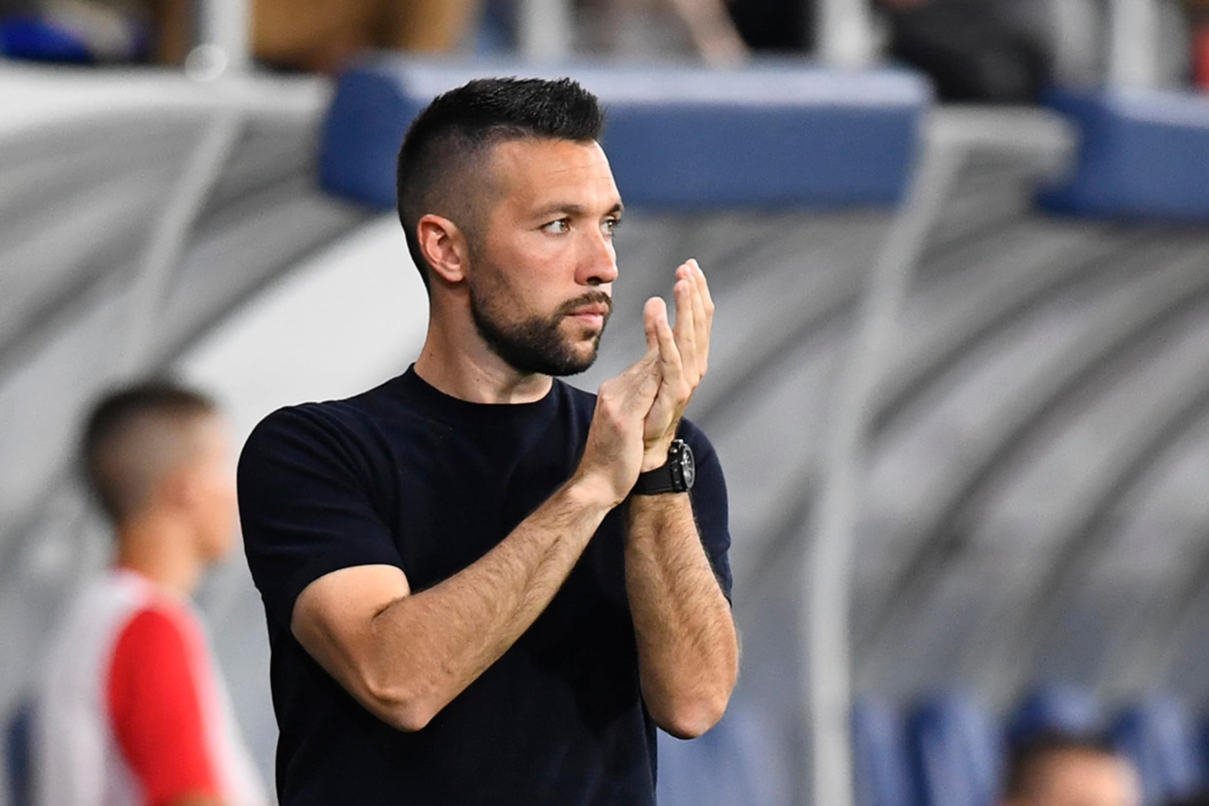 Ajax-trainer Farioli draagt zege op aan jarige Louis van Gaal: ‘Ons gesprek was heel nuttig ...