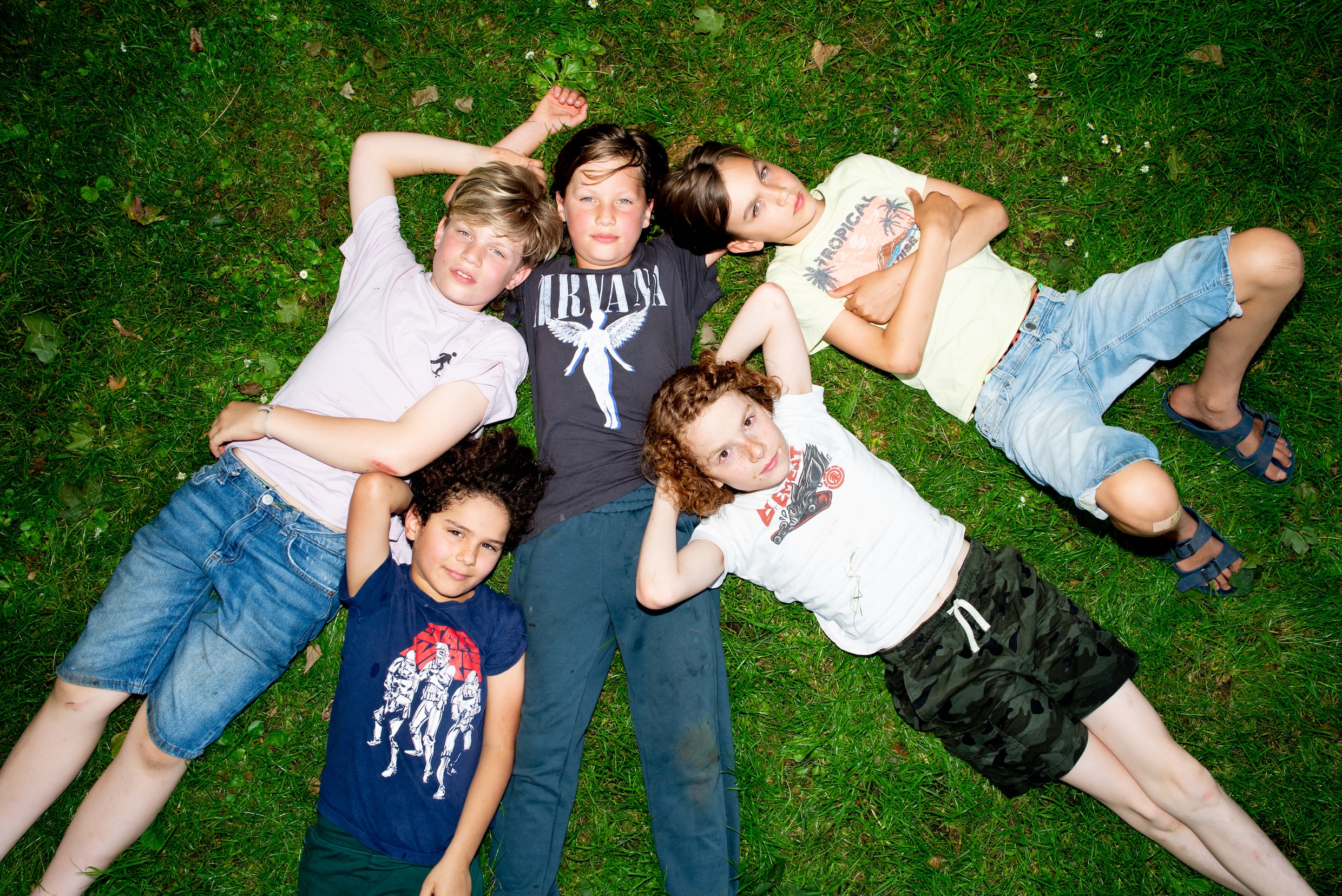 Eli, Adam, Bo, Ronan en Luan voetballen in het Vondelpark: ‘We hebben ...
