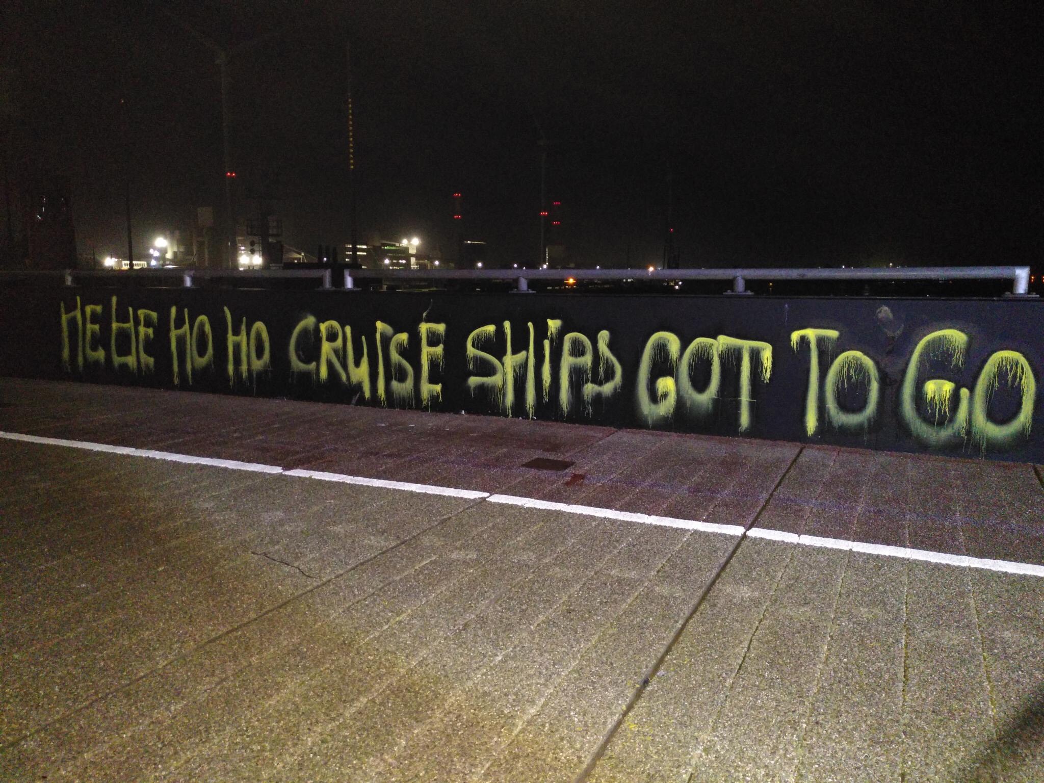 Duizenden cruisepassagiers op weg naar Amsterdam gestrand in IJmuiden ...