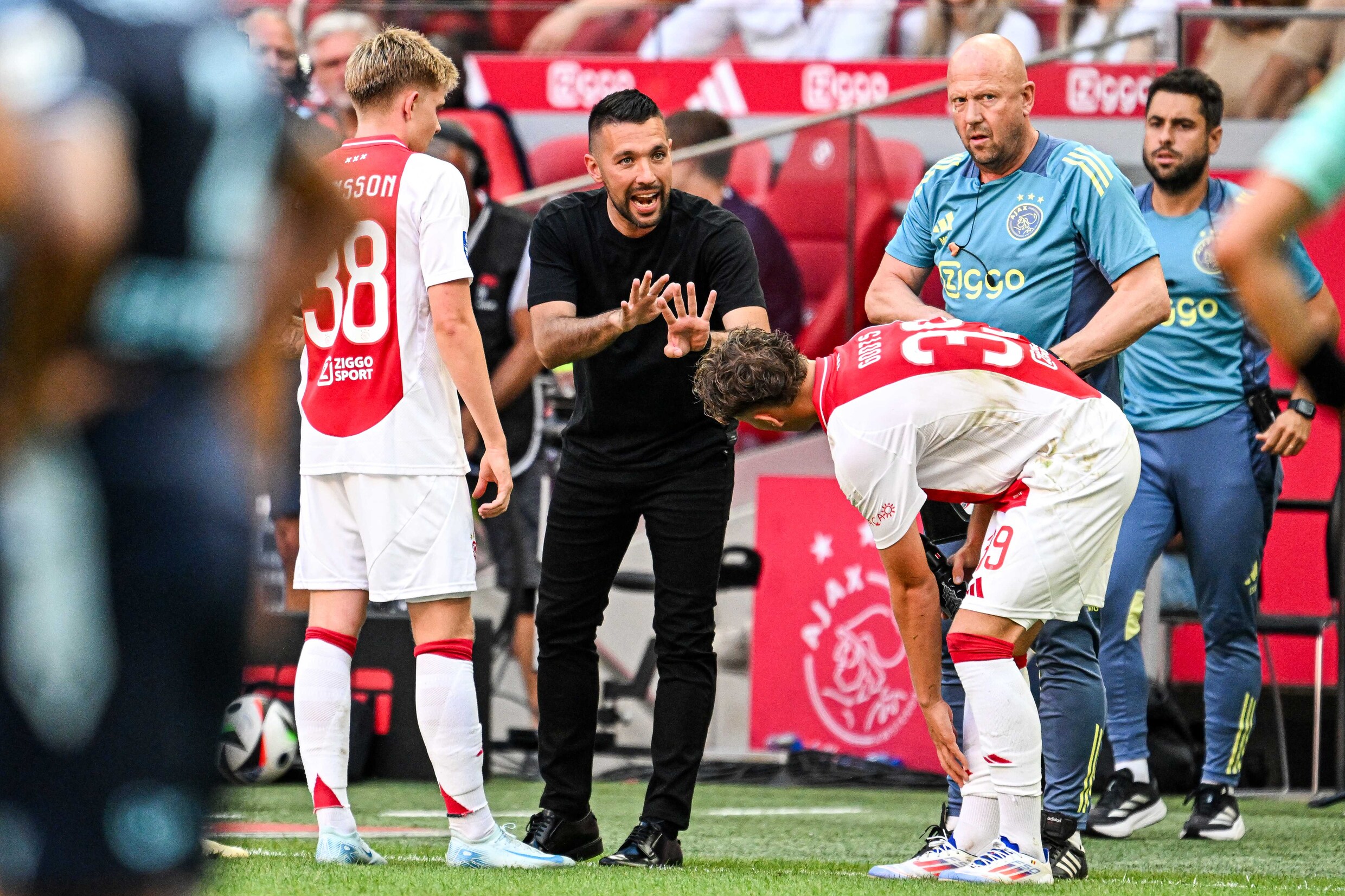 Ajaxtrainer Farioli boos over uitgelekte vertrouwelijke informatie: ‘Dit is een schande en niet ...