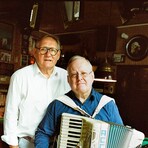 Ron (75) en John (67) staan 35 jaar achter de toog aan het Spui: ‘Met ...