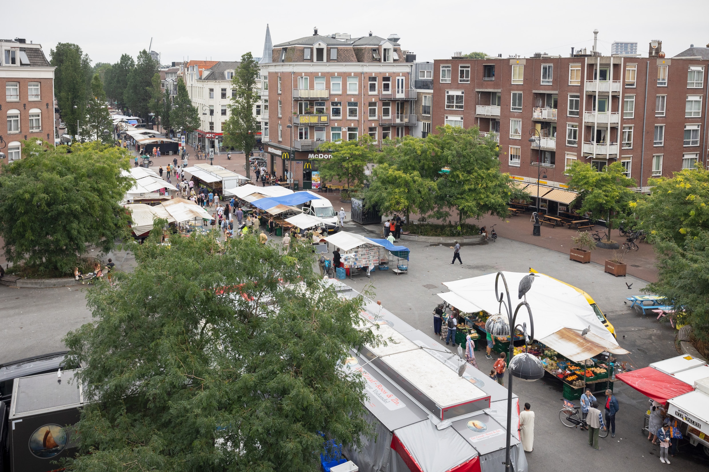 Lezers over de Dappermarkt: ‘De marktkooplieden jagen op de klanten die ze dertig jaar geleden ...