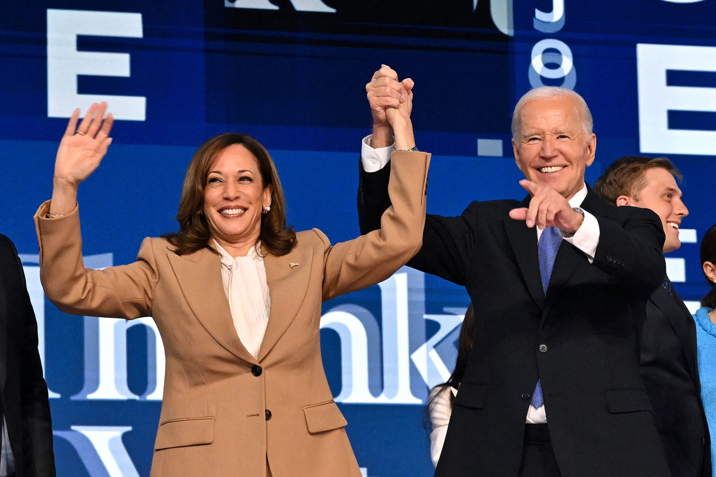 Geëmotioneerde Biden krijgt staande ovatie op conventie: ‘Amerika, ik ...