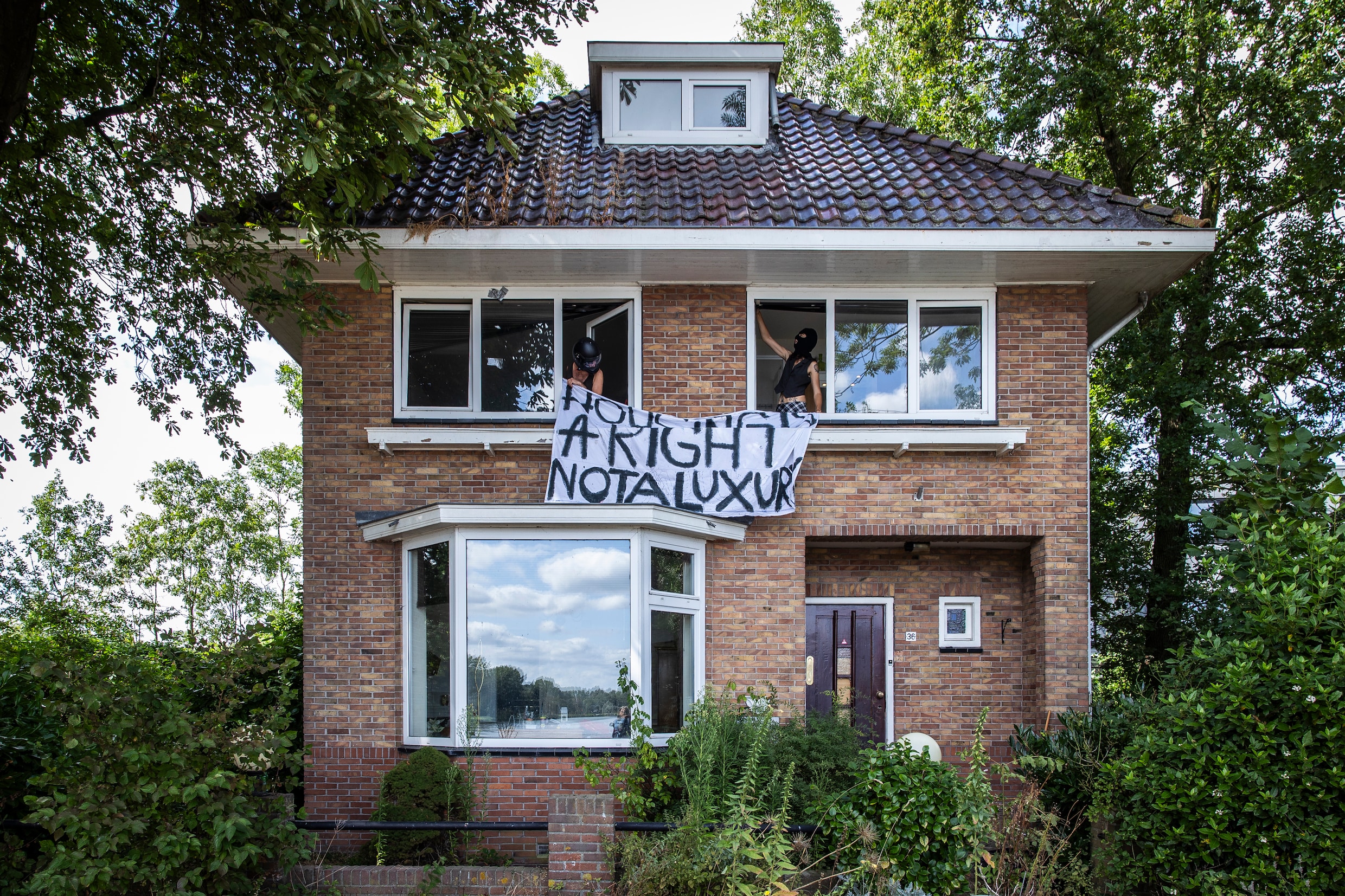 Krakers nemen bezit van huis en woonboot langs de Gaasp: ‘Deze woning ...
