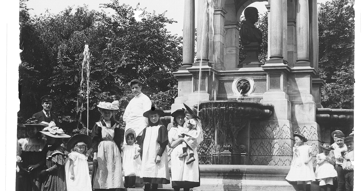 Het Sarphatipark heeft een Parijse glans, door het pompeuze monument ...