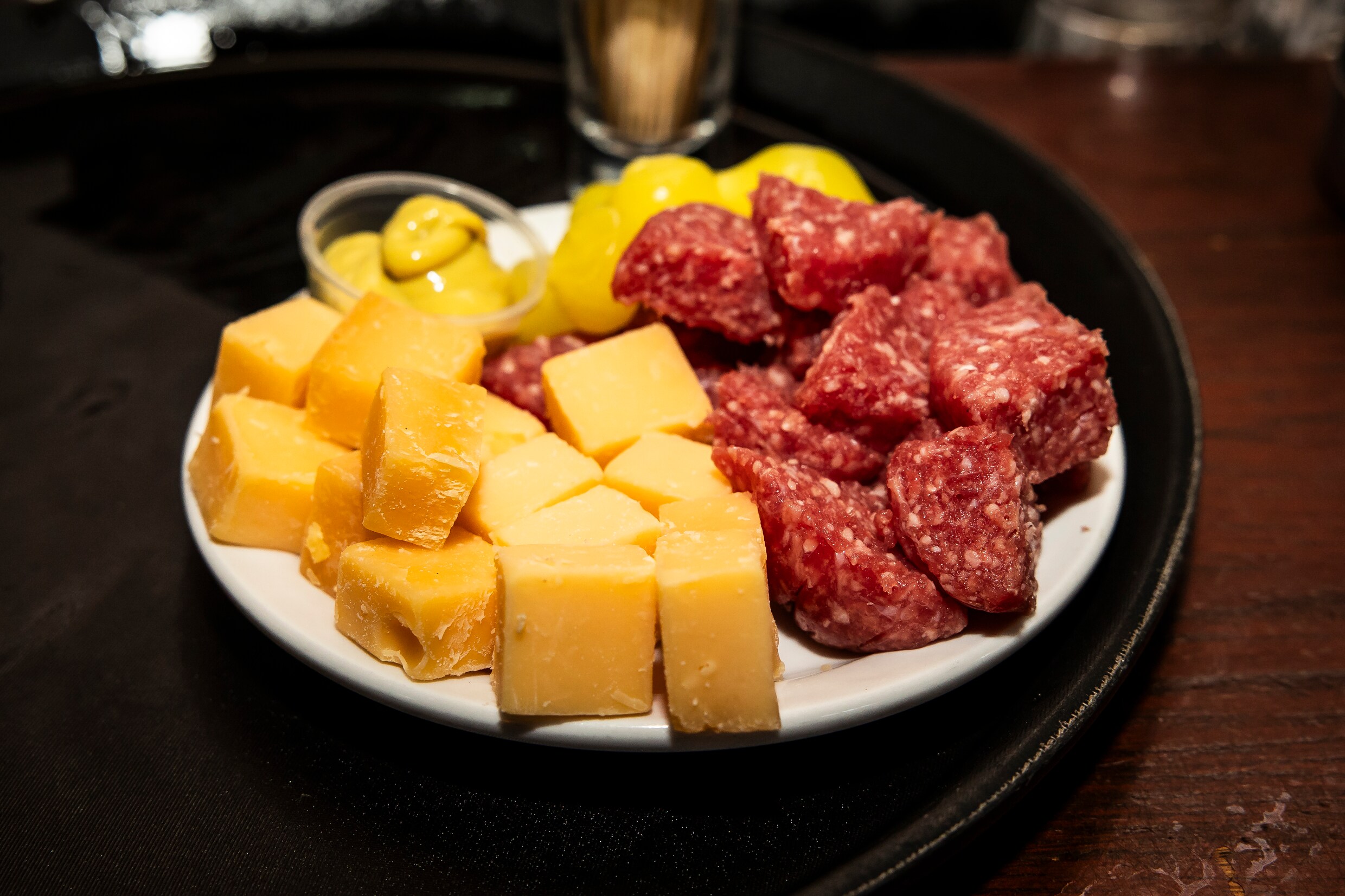 Ron (75) en John (67) staan 35 jaar achter de toog aan het Spui: ‘Met ...