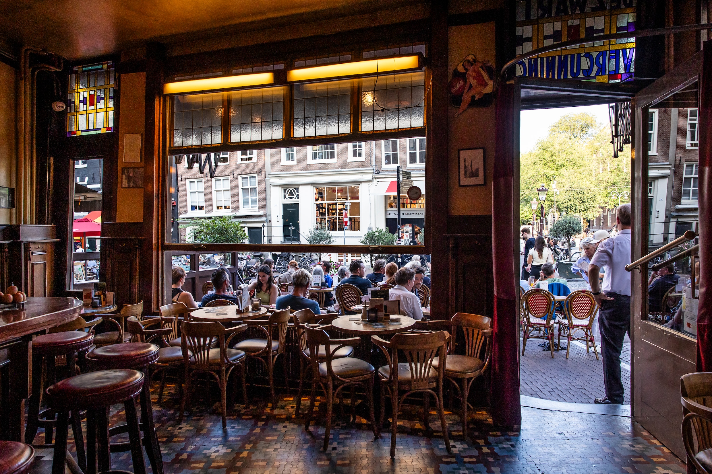 Ron (75) en John (67) staan 35 jaar achter de toog aan het Spui: ‘Met ...