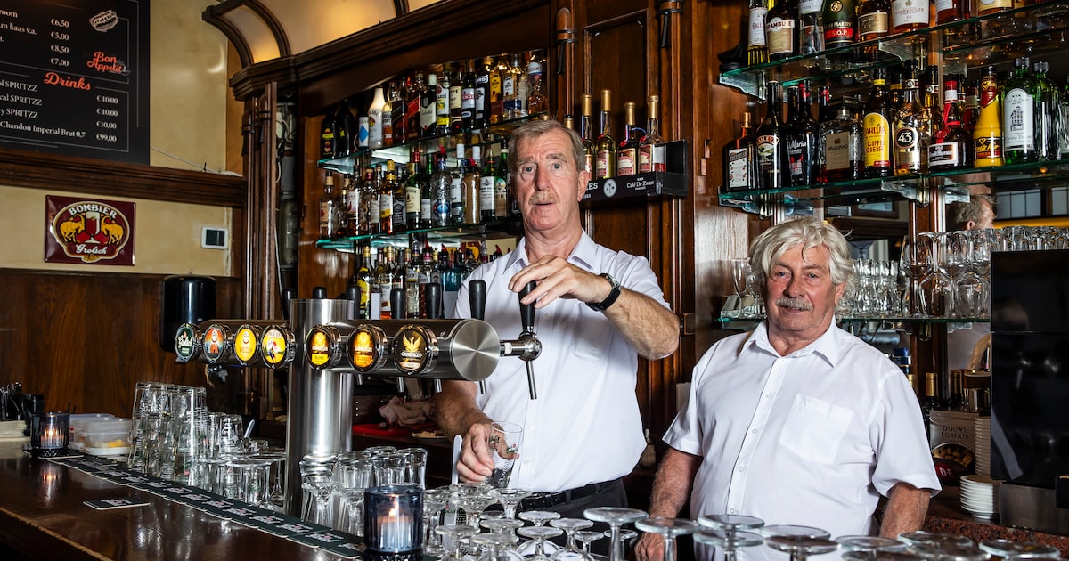 Ron (75) en John (67) staan 35 jaar achter de toog aan het Spui: ‘Met ...