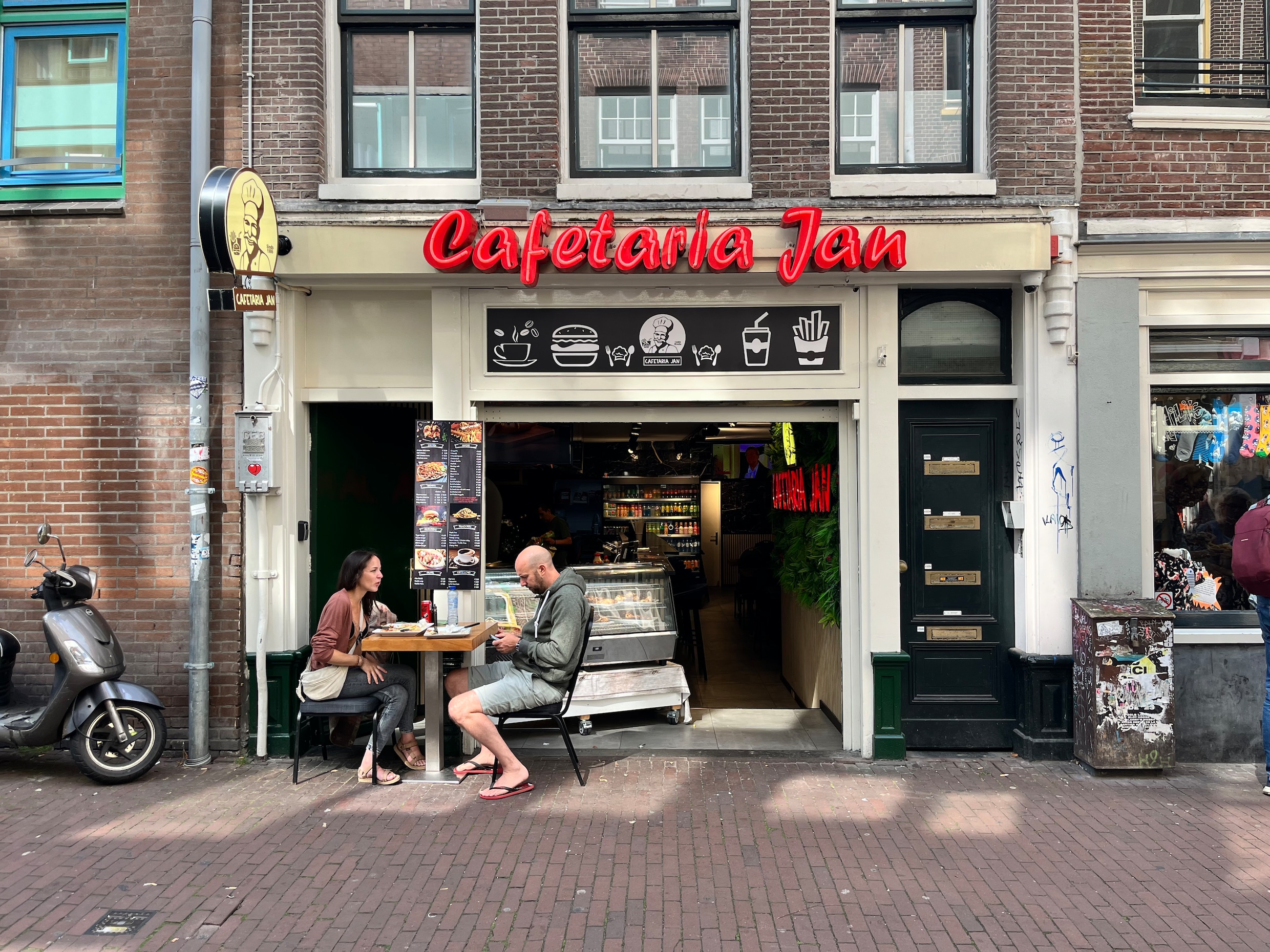 Neonletters en nepplanten, maar Cafetaria Jan is zeker geen ‘tourist ...
