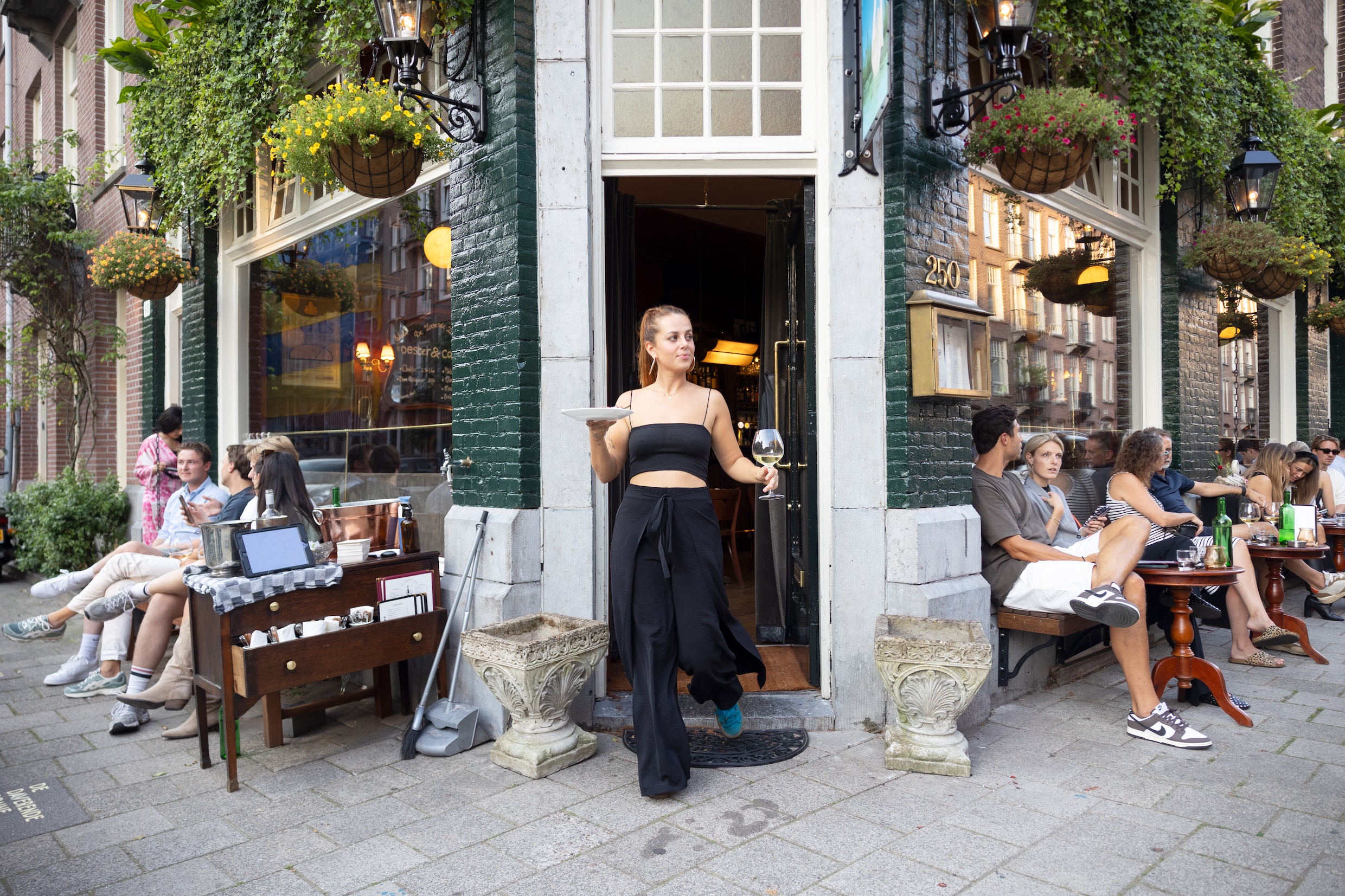 Geen vers gescheiden mannen maar vrolijke twintigers: De Zingende Zwaan is hét voorbeeld van de ...