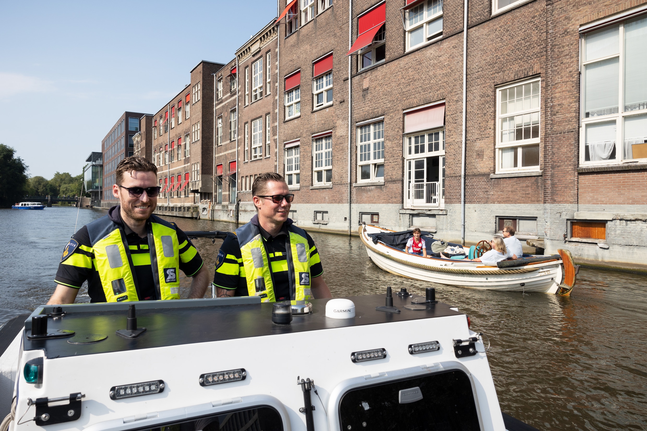 Op pad met de Amsterdamse waterpolitie: ‘Naast de gashendel staat vaak ...