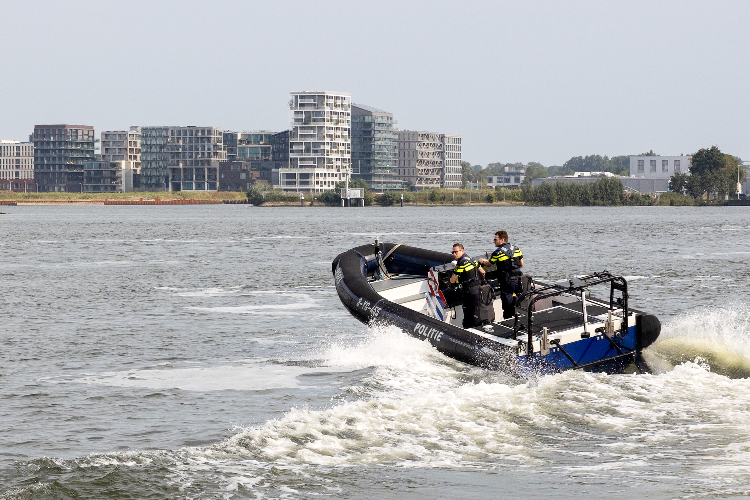 Op pad met de Amsterdamse waterpolitie: ‘Naast de gashendel staat vaak ...