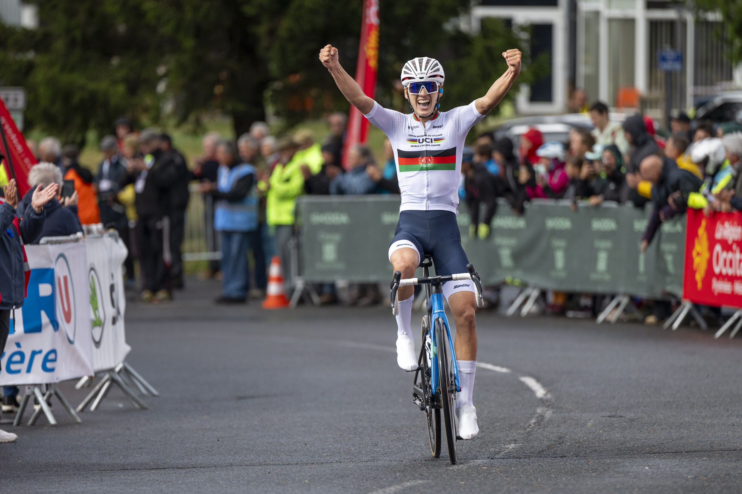 Afghaanse zussen ontworstelden zich aan de Taliban en schrijven ...