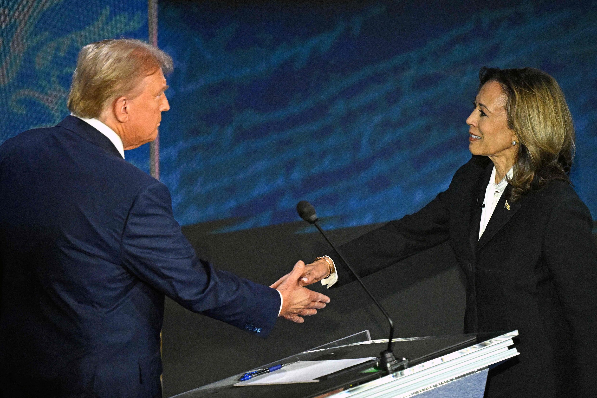 Trump haalt bizar nepnieuws aan, Harris wil handen schudden: zes ...