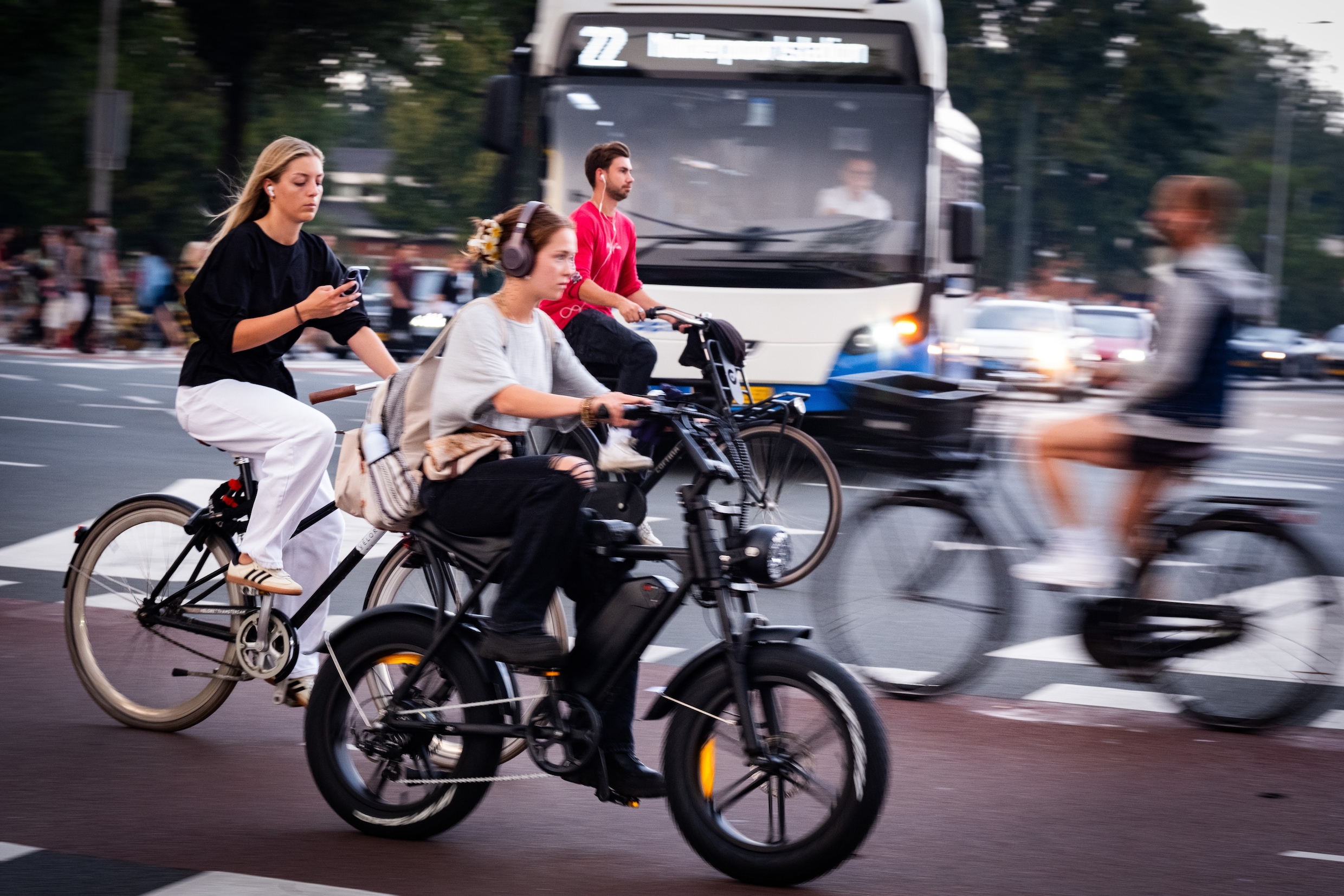 Amsterdammers over onveiligheid op het fietspad: ‘Ik ben meermaals afgesneden door een fatbike ...
