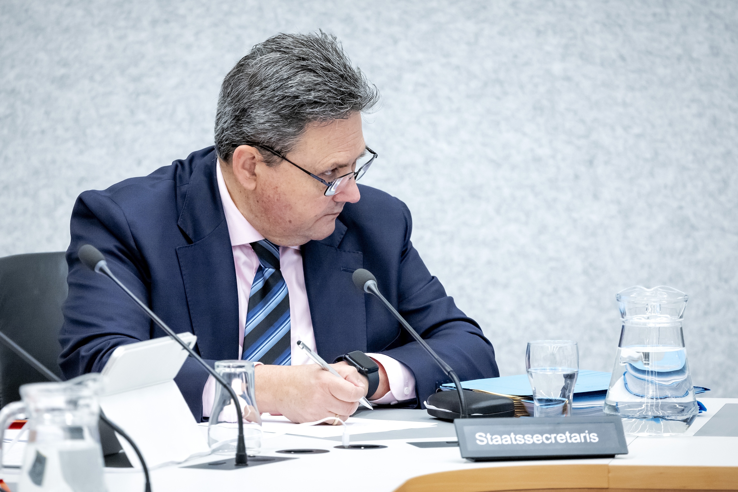 PVV-staatssecretaris verdedigt ‘minder Marokkanen’, maar krabbelt terug na kritiek én belletje ...