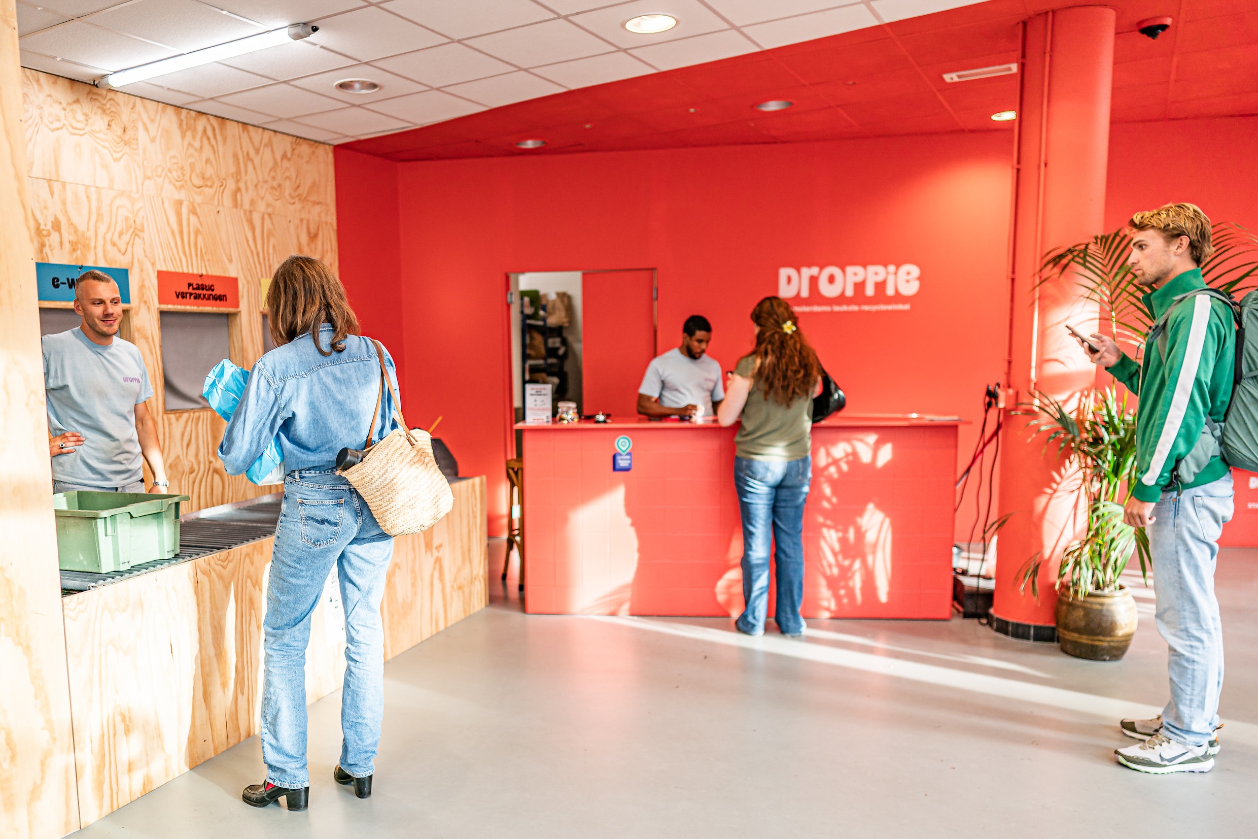 Honderden lege flessen en blikjes in één keer inleveren, bij ...