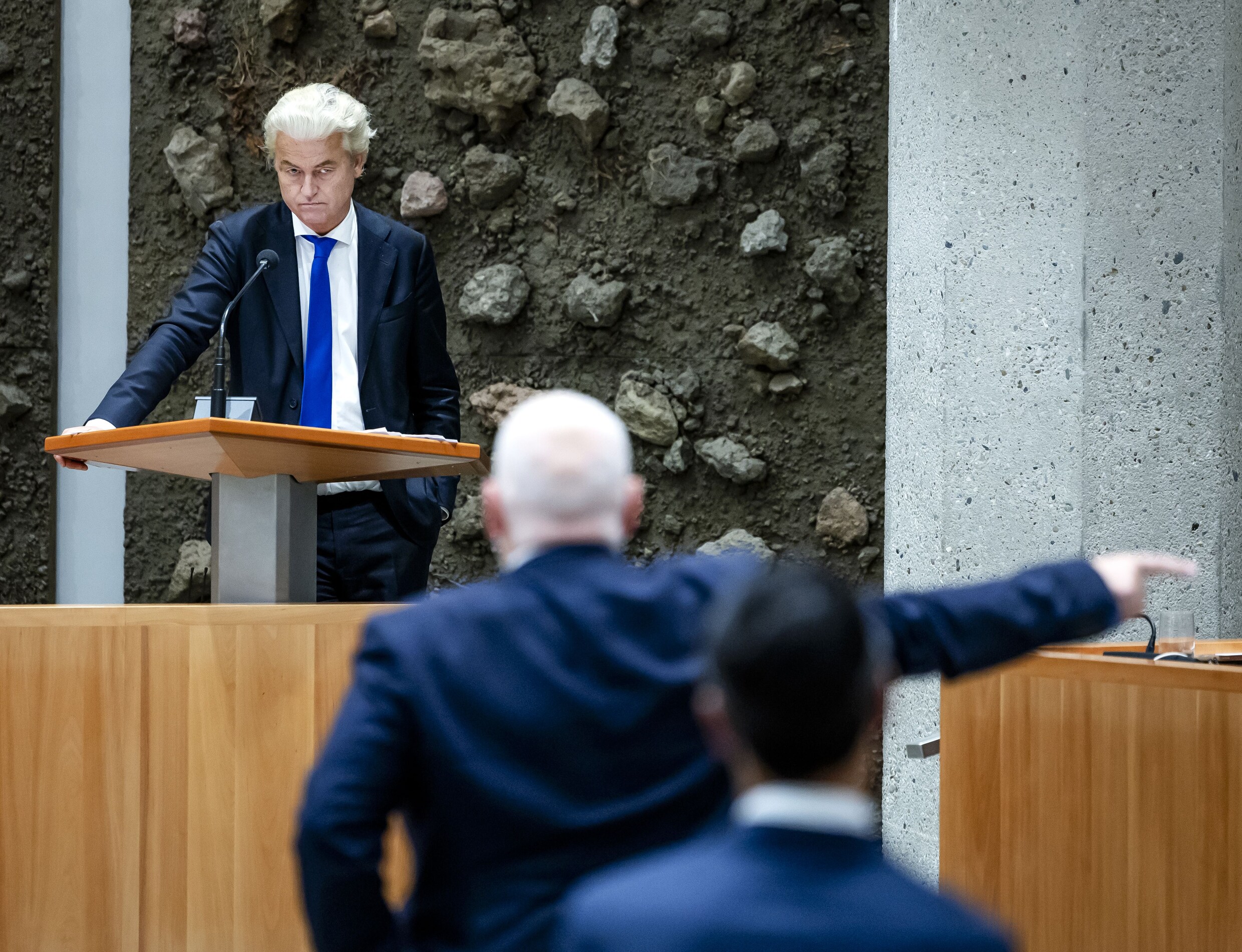 Waarom Geert Wilders coûte que coûte een noodwet verlangt: ‘Niet voor ...
