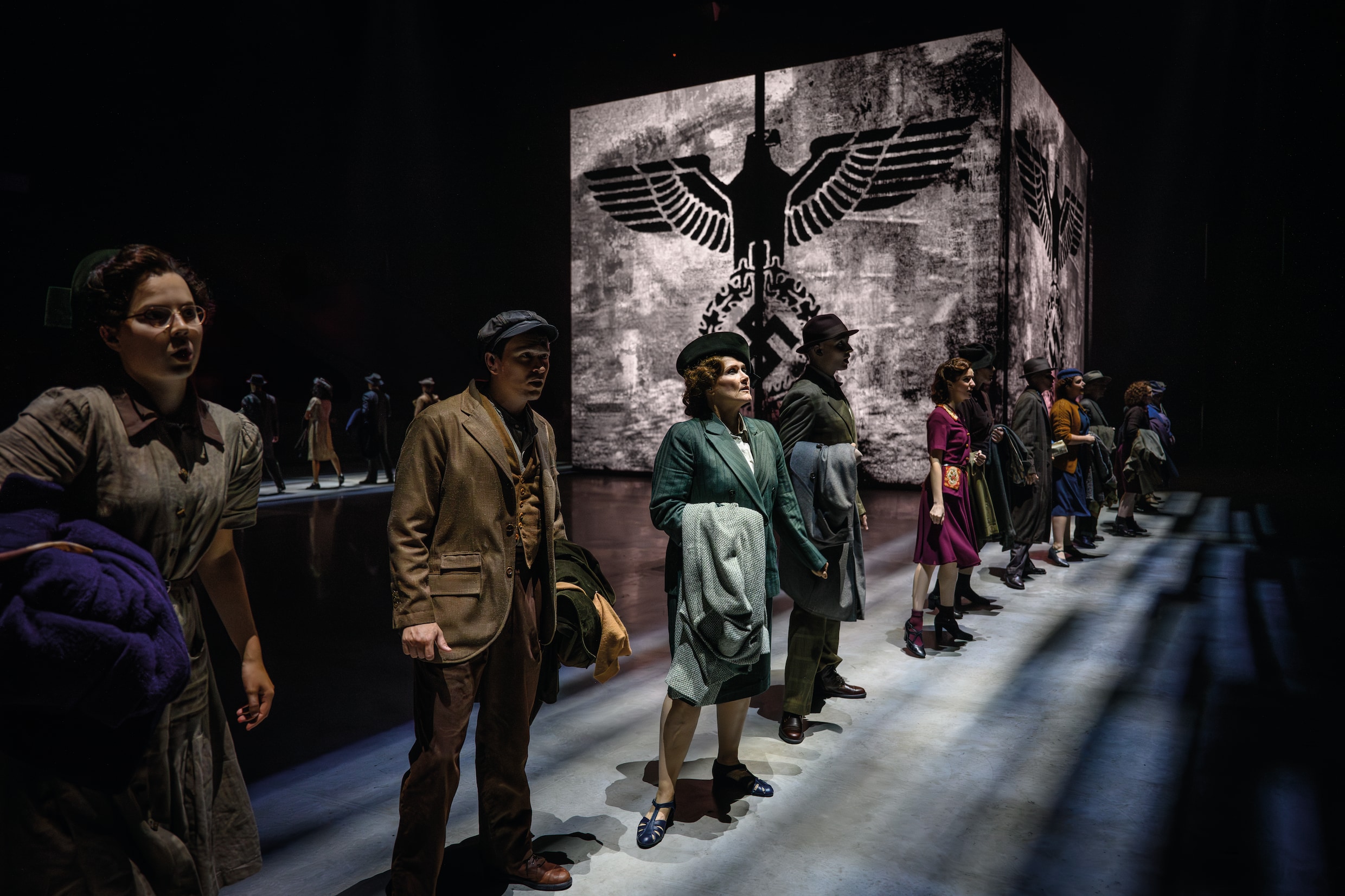 Recensie: ’40-’45, de Musical drukt het publiek beklemmend in de rol ...