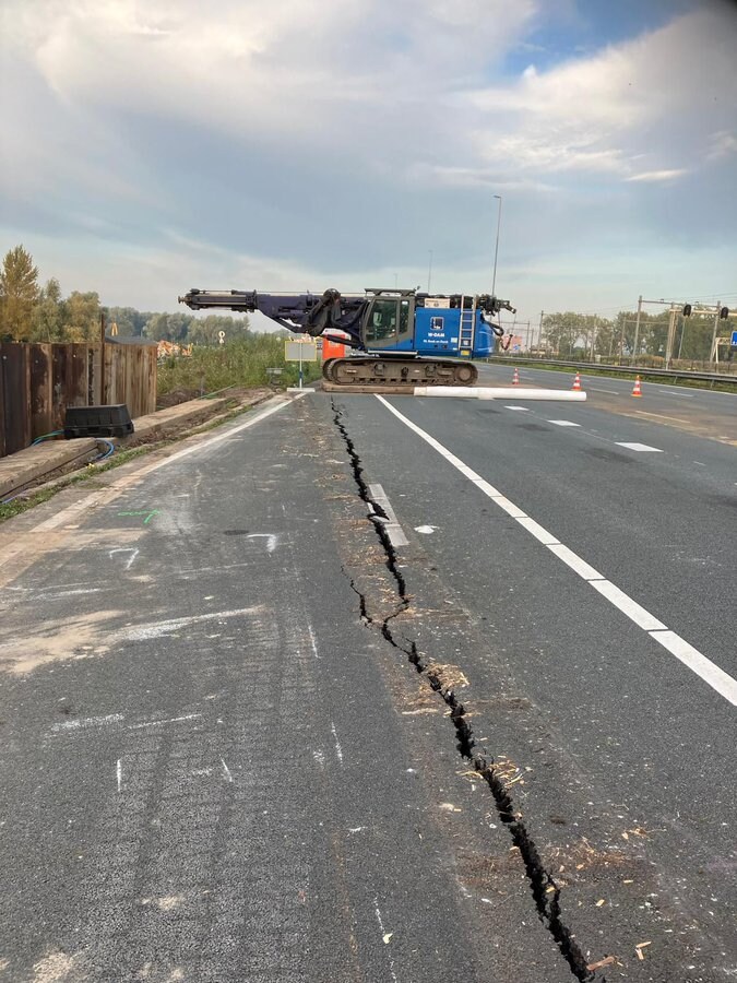 Grote scheur in wegdek A10-Zuid door verzakking, rijstrook dicht | Het ...