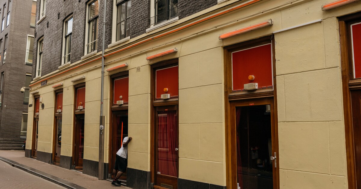 Hij bleef bedeesd doch overtuigend aandringen: het was te mooi weer om ...