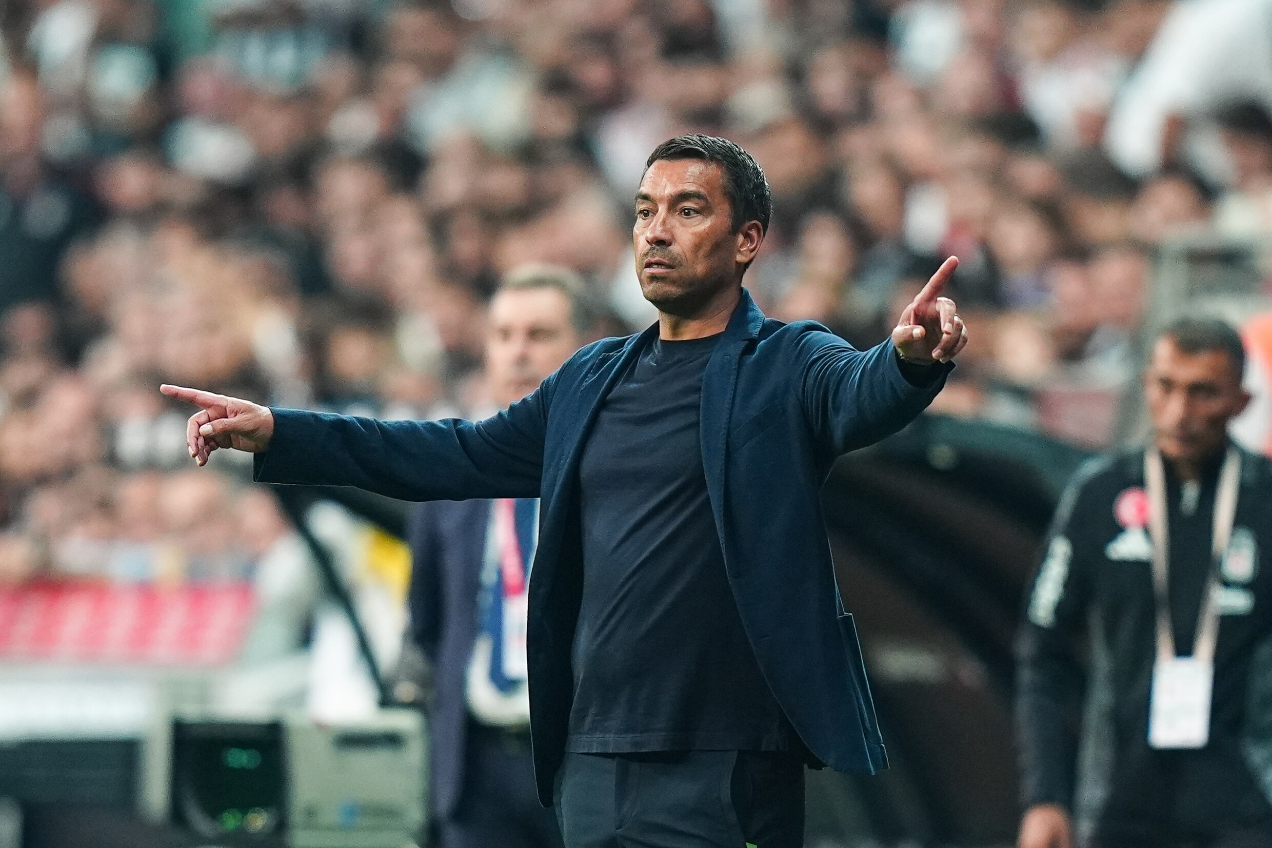Van Bronckhorst komt met Besiktas naar Amsterdam om te winnen: ‘Ik geloof dat het kan’ | Het Parool