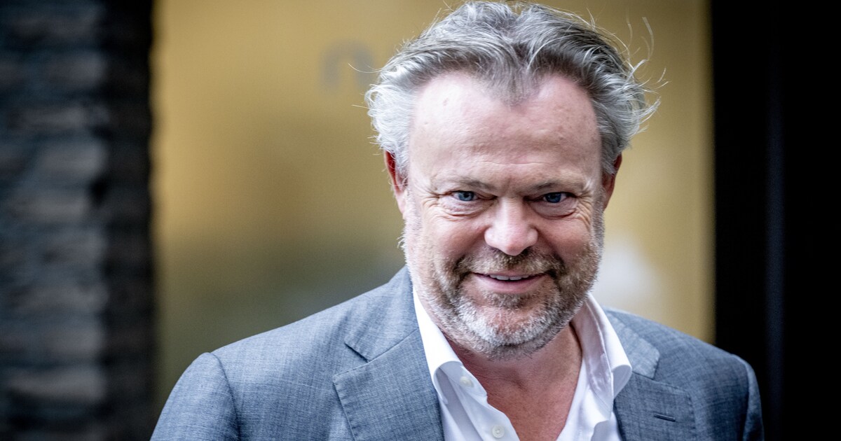 Raad van toezicht WNL krabbelt terug: ‘Pas later besluit over terugkeer Bert Huisjes’ | Het Parool