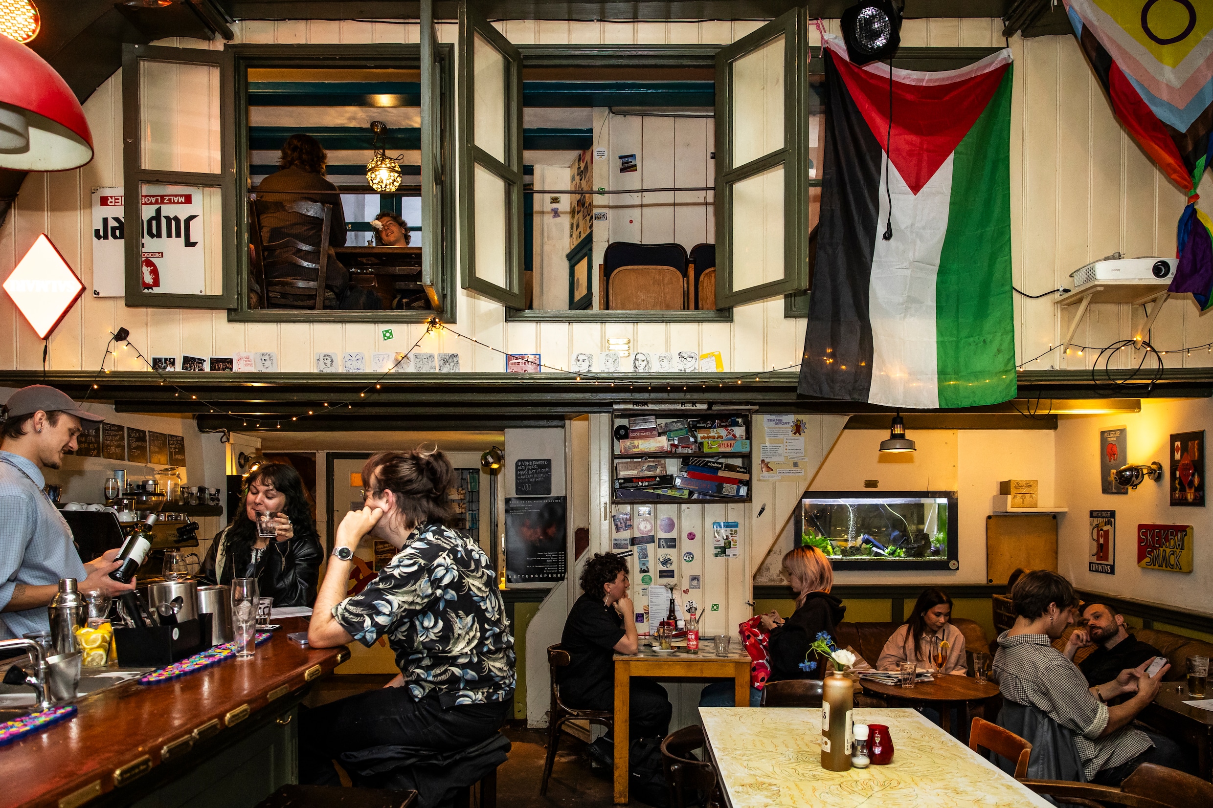Het leukste plekje van studentencafé Skek aan de Zeedijk is bovenin, al ...