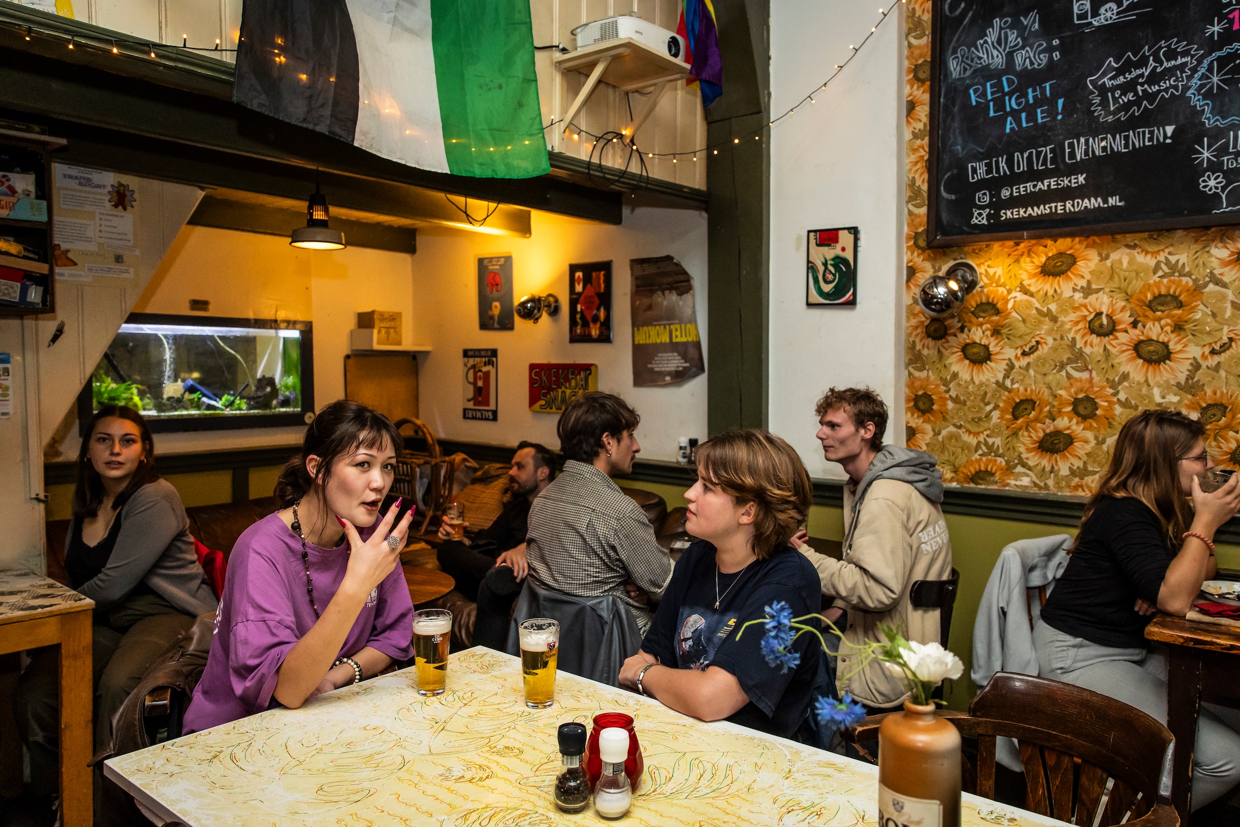 Lezers brengen een ode aan hun favoriete studentencafé in Amsterdam ...