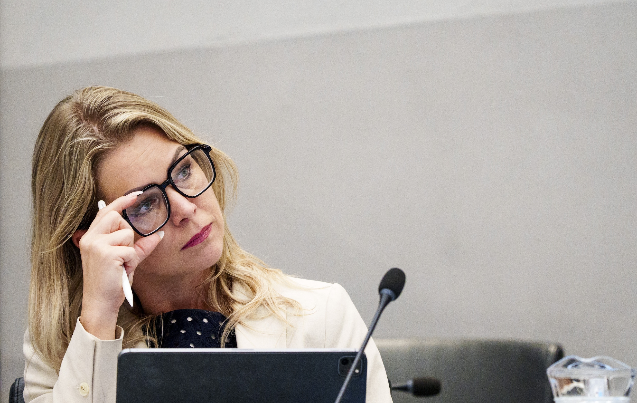 Wiersma buigt na druk van woedende Kamer: geen stroomstootwapen bij vee ...