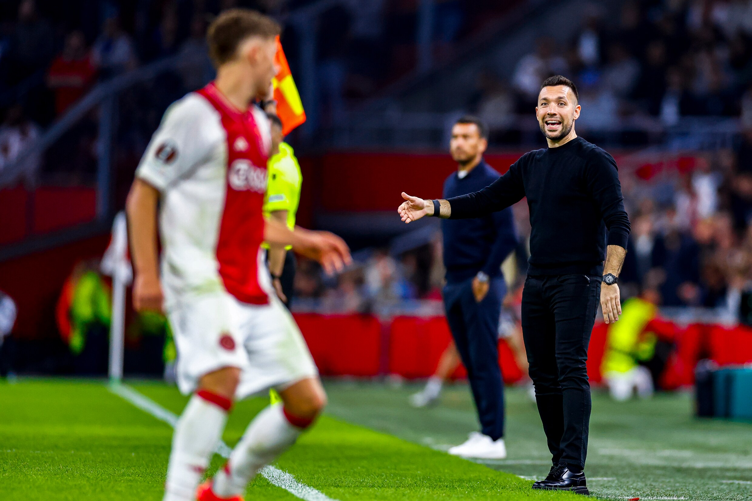 Ajax financieel gezond maken is voor Alex Kroes heilig: ‘Over 100 jaar ...