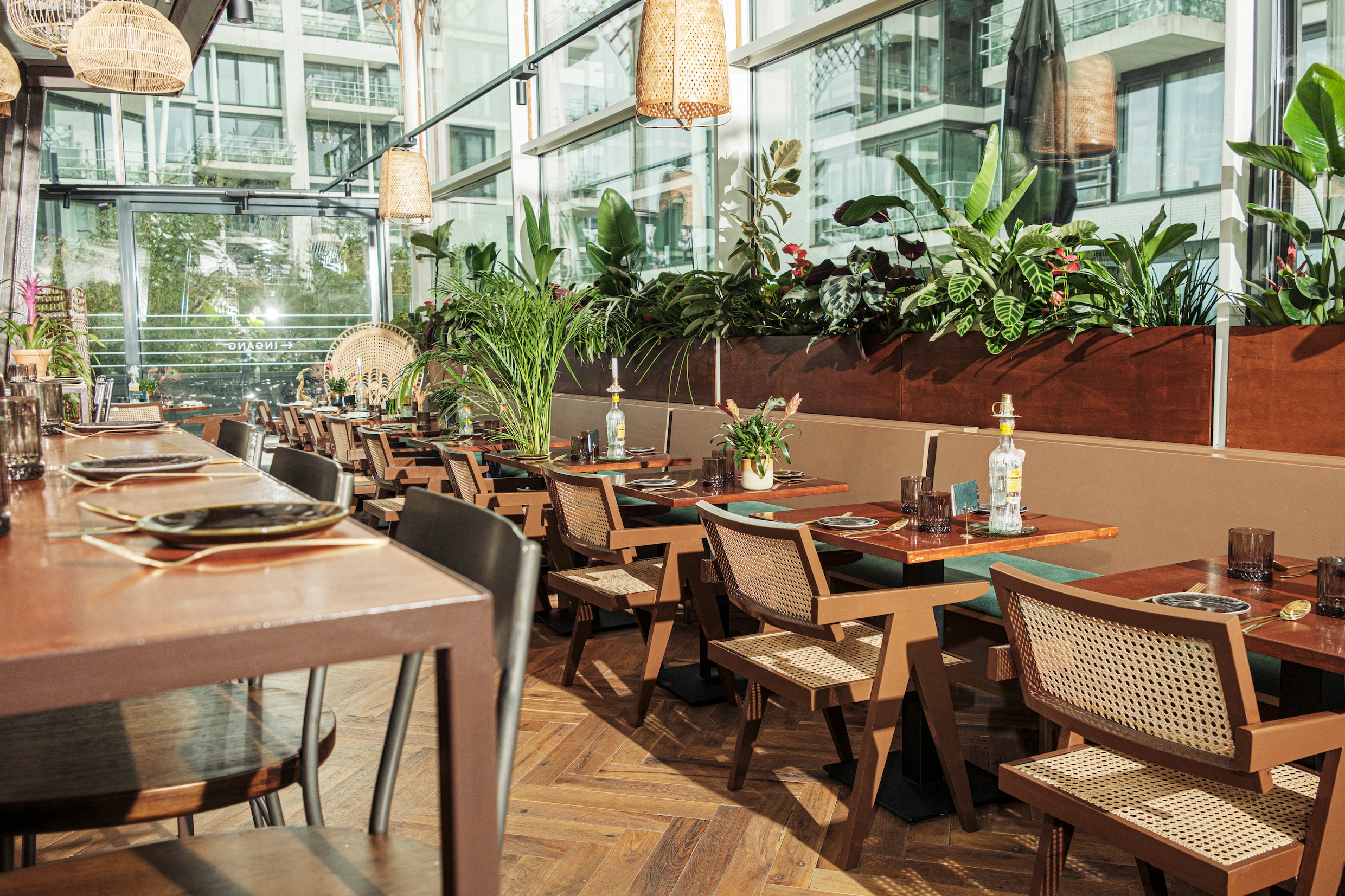 Bij Papa Aswa eet je authentiek Surinaams eten van een mooi opgemaakt ...