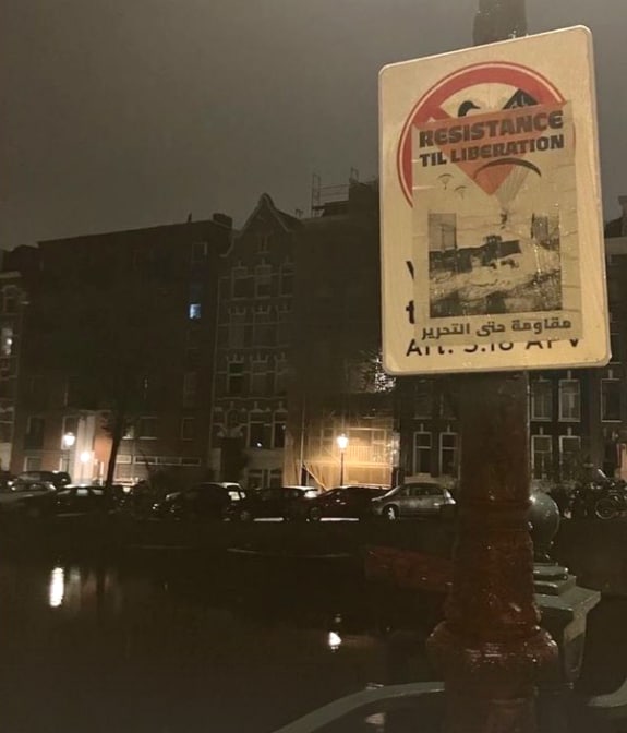 Amsterdam verwijdert posters met paragliders, precies een jaar na ...