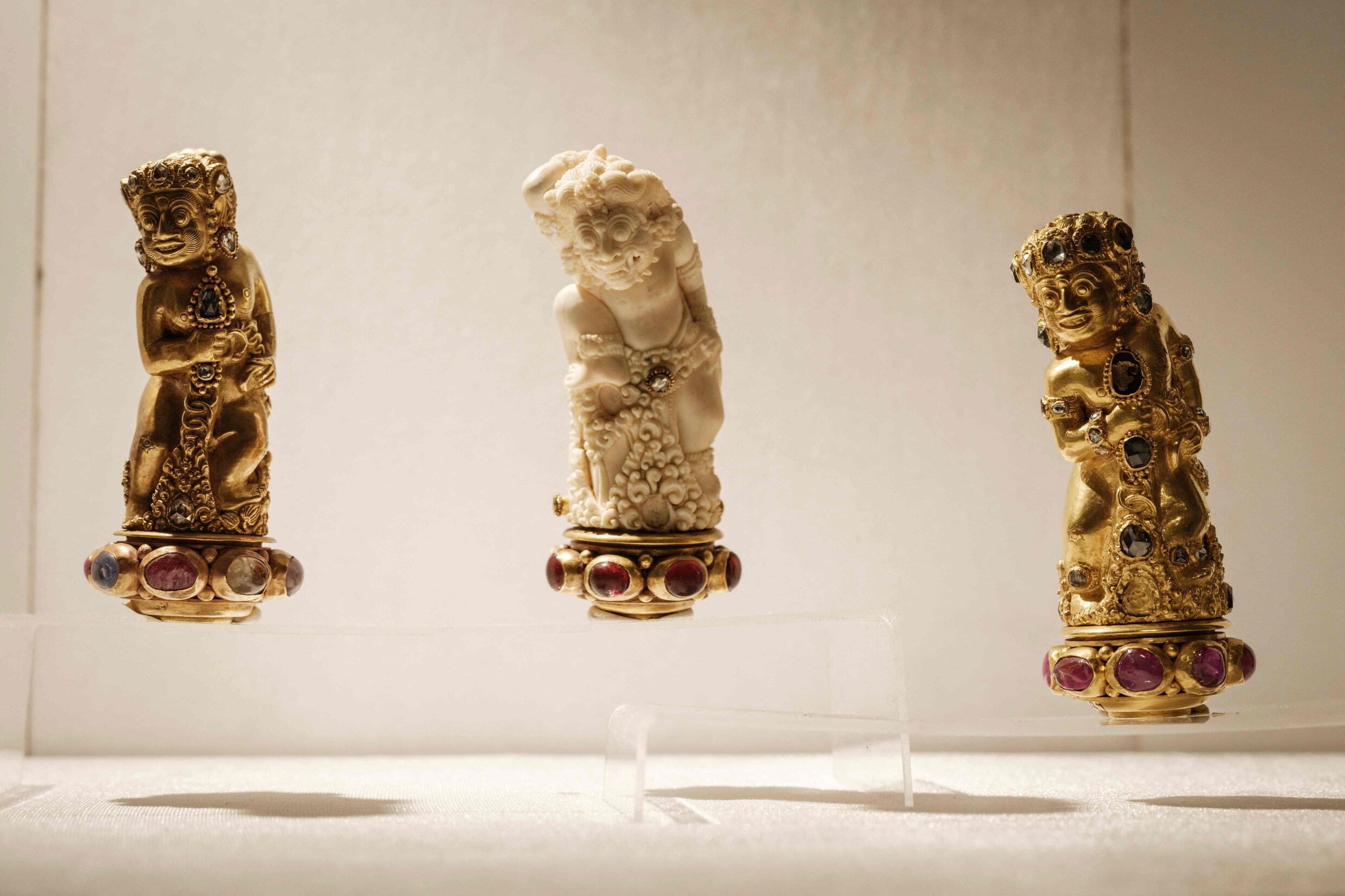 300 kilo goud en meer dan 1000 diamanten: expositie met teruggegeven ...