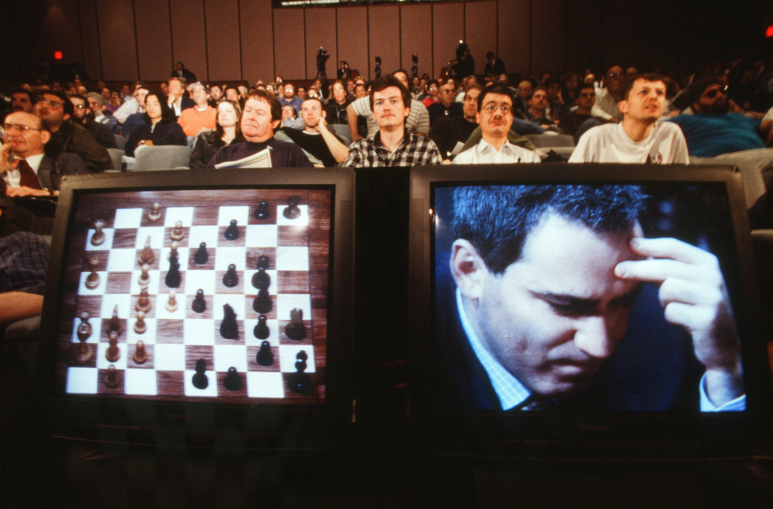 Divers, digitaal en live een spektakel: schaken is niet langer een ...