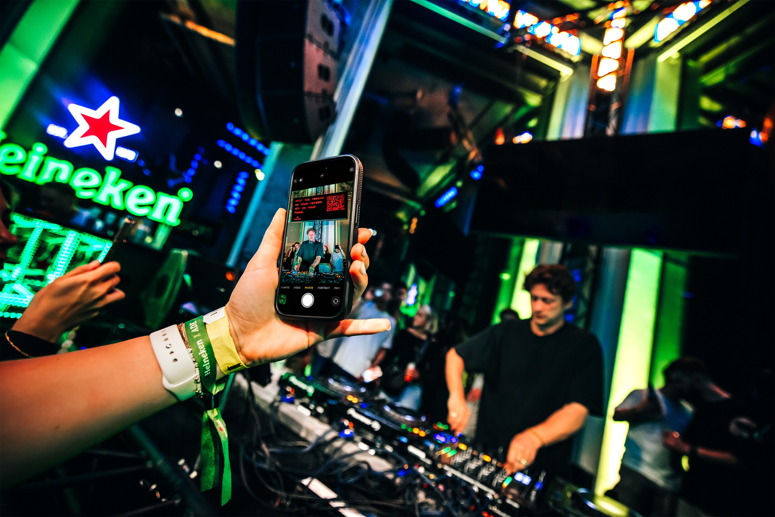 ADE: Dj Barry Can’t Swim draait een proefsetje met werelds uitzicht ...