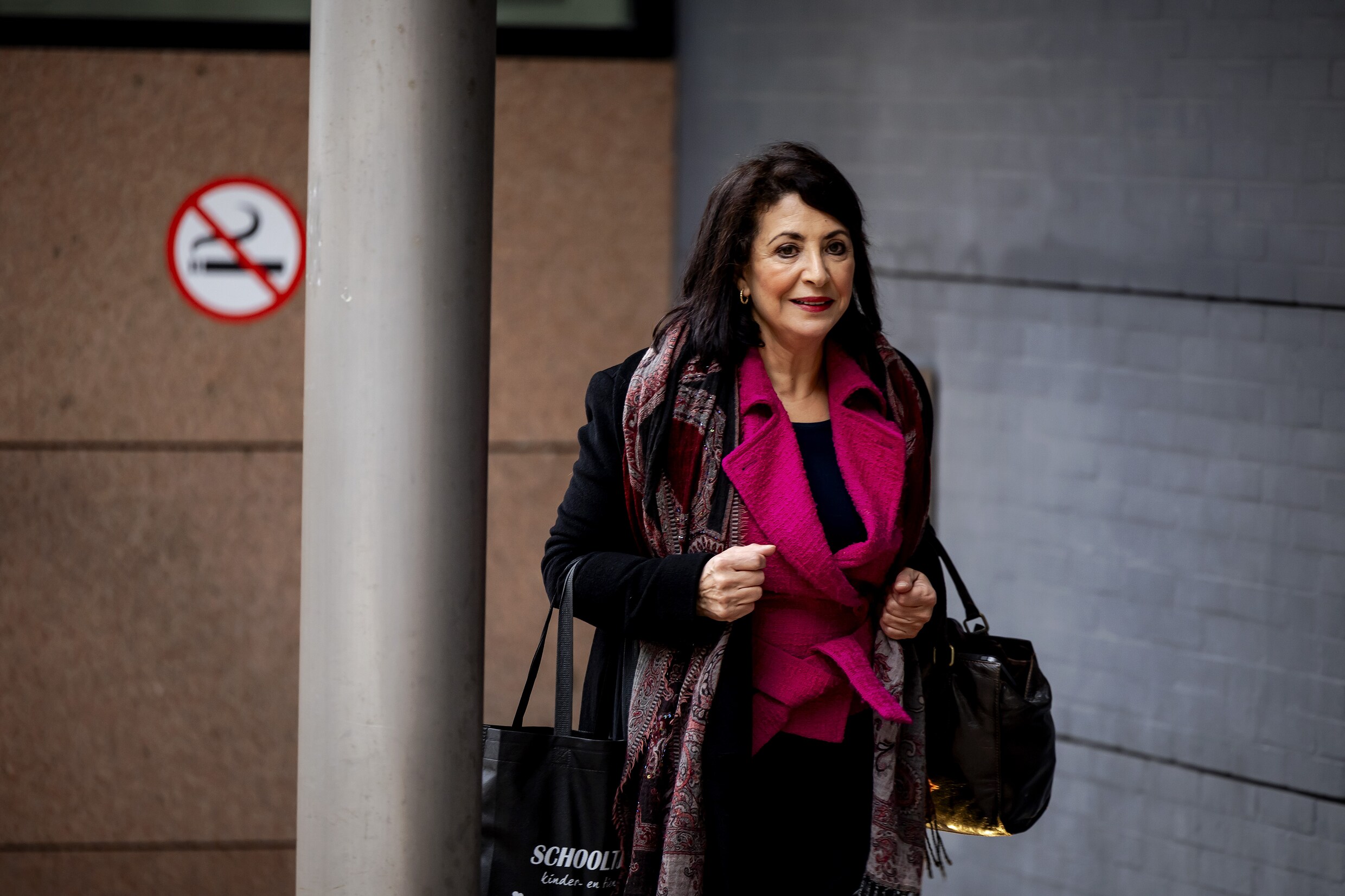 Voormalig Kamervoorzitter Arib in rechtszaal over klachten tegen haar ...