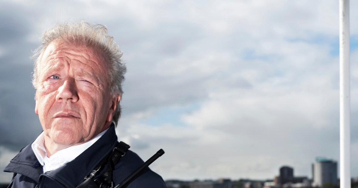 Cruiseschepen worden door Robert de Jonge (56) door de Zeesluis ...