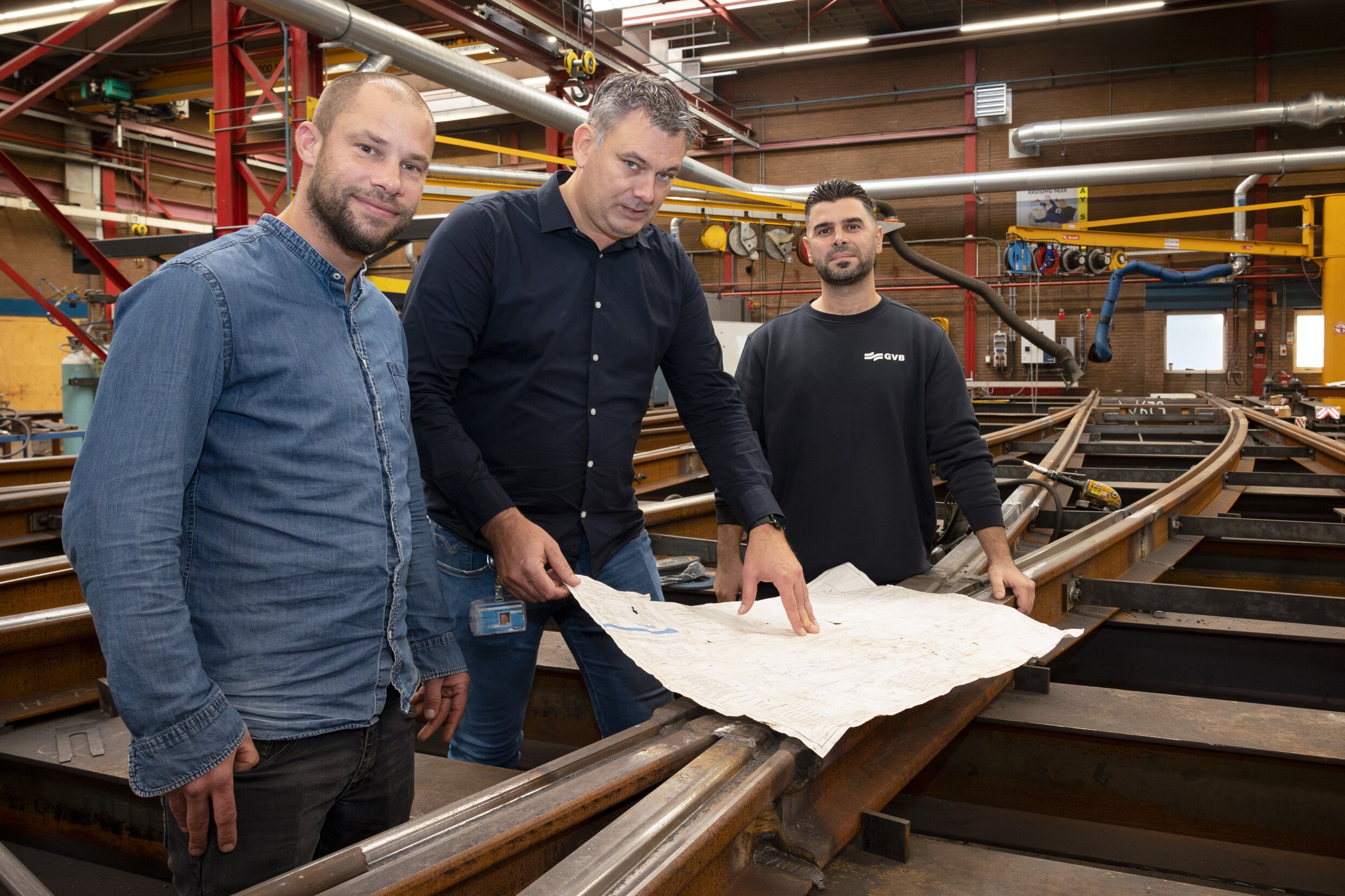 Aan de rand van Amsterdam staat de laatste spoorfabriek van Nederland ...