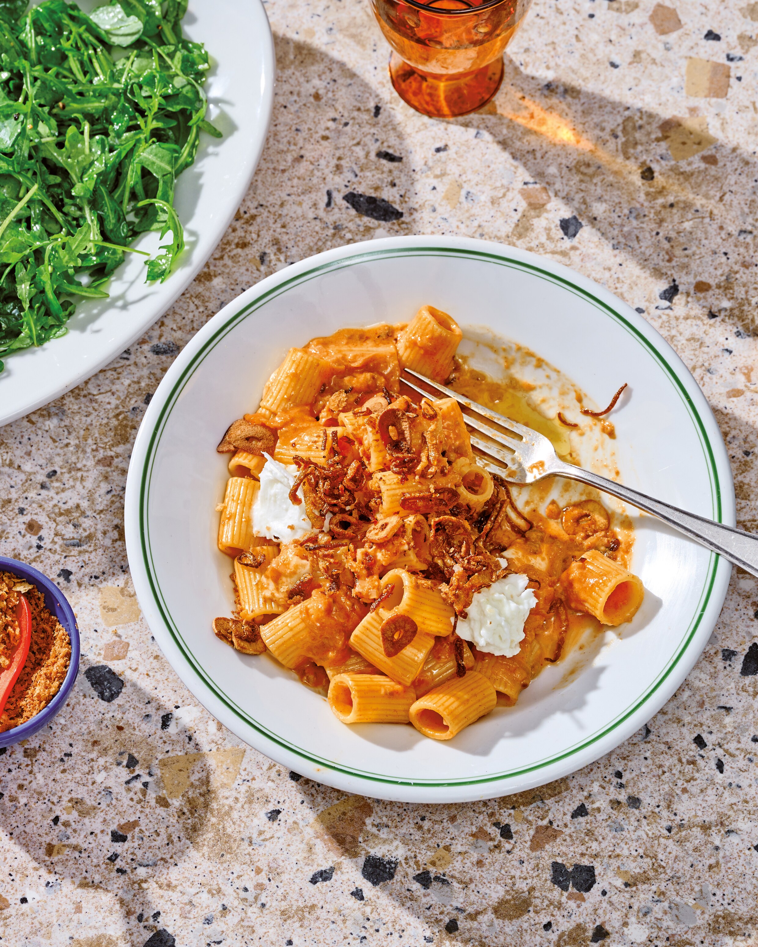 Deze Amsterdamse receptontwikkelaar laat zien hoe ze thuis graag kookt ...