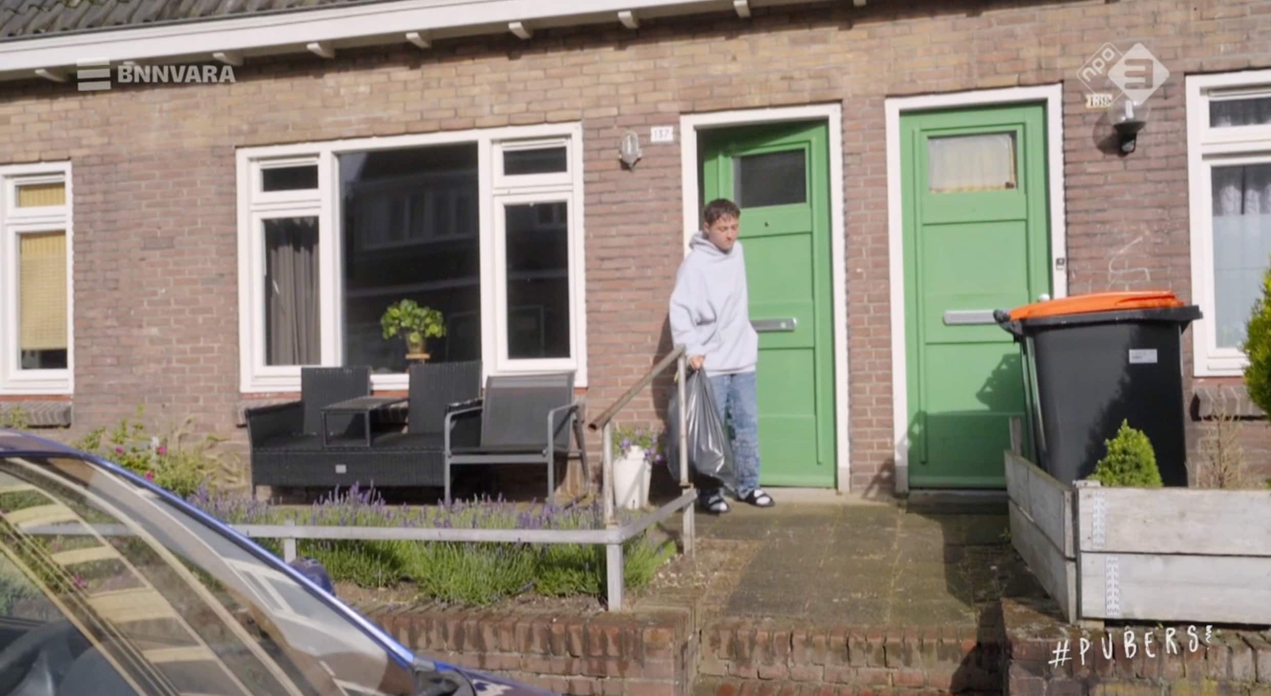Dylan (15) moet een vuilniszak weggooien. Die lichte, huishoudelijke ...