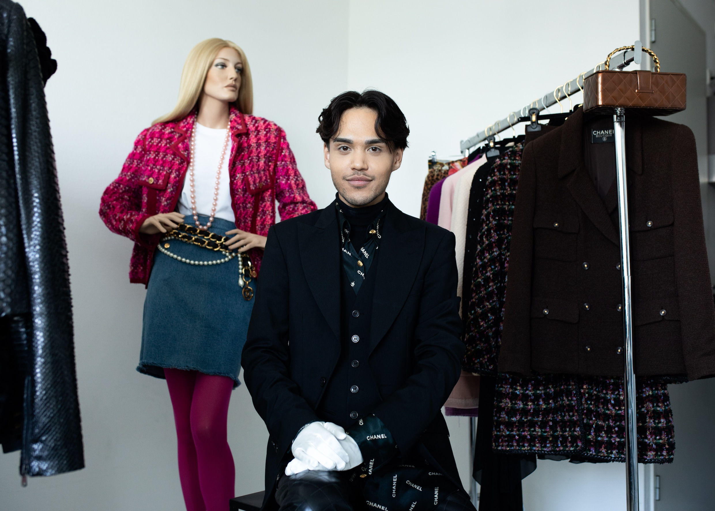 Deze Amsterdammer (27) verkoopt luxe vintage-outfits van voormalig ...