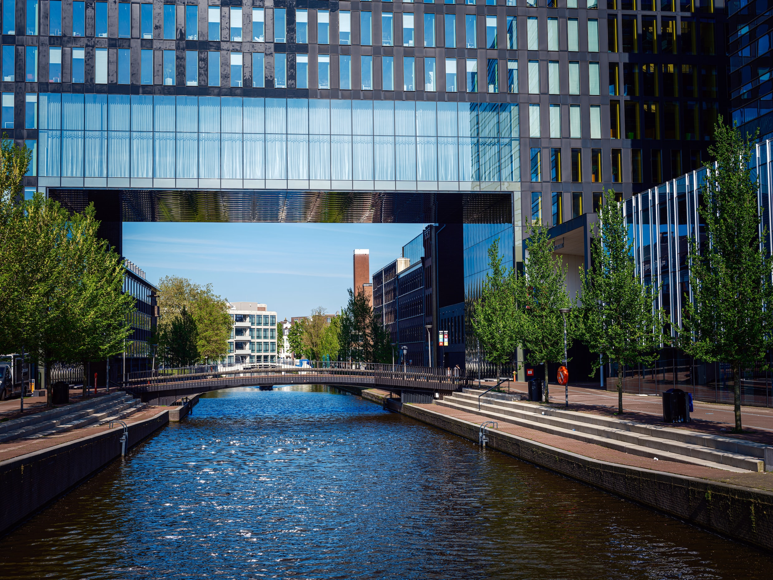 UvA-gebouw Roeterseiland opnieuw beklad en beschadigd: ‘We vinden dit ...