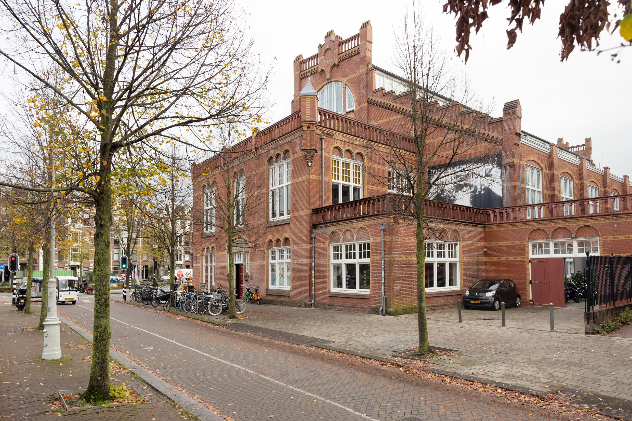 In het Zuiderbad leerden Amsterdammers ooit de kunst van het fietsen ...