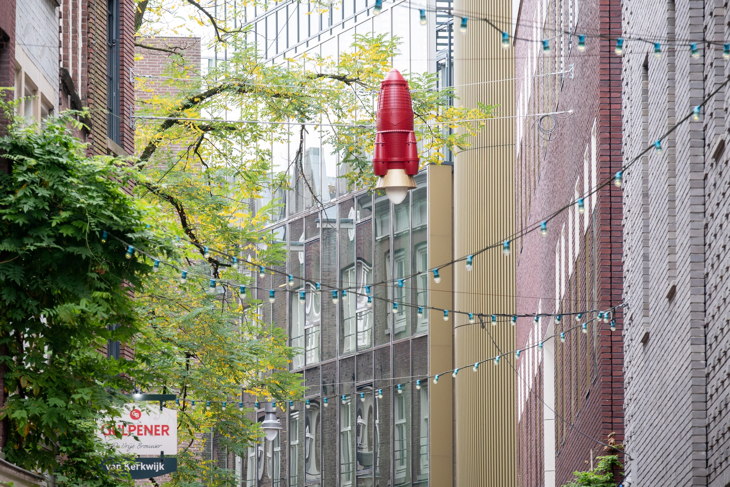 De Nes in Amsterdam-Centrum wordt voortaan verlicht door drie rode ...