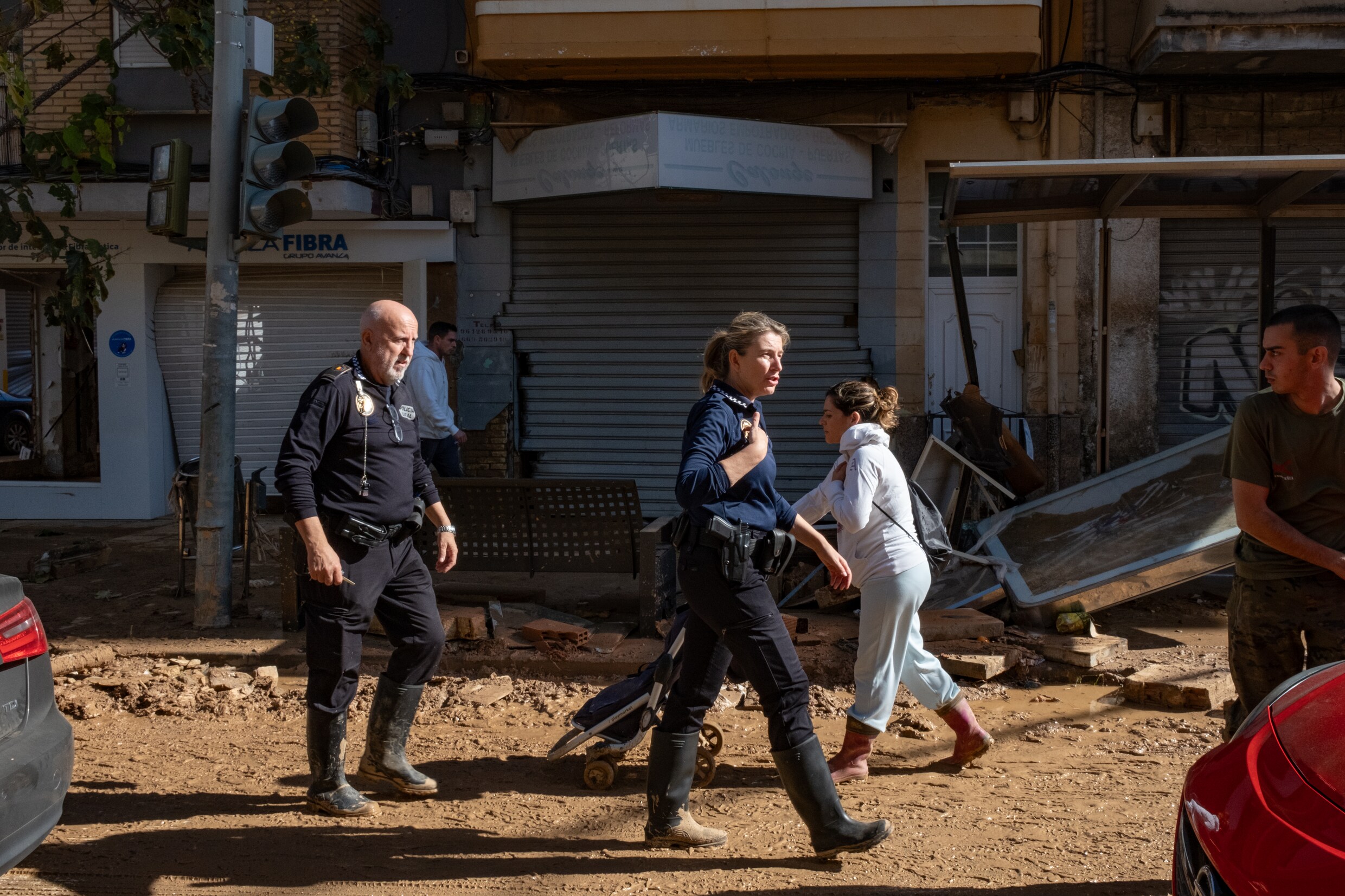 Na de overstromingen in Valencia kwamen de plunderaars: ‘Dit haalt echt ...