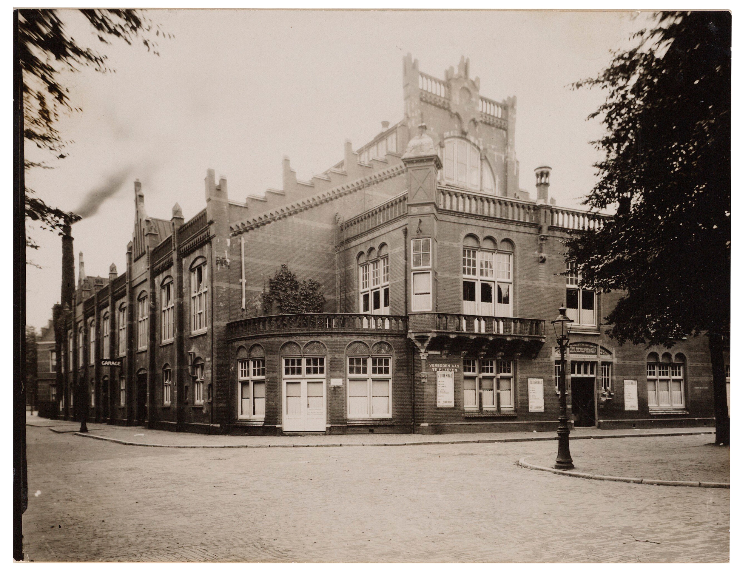 In het Zuiderbad leerden Amsterdammers ooit de kunst van het fietsen ...