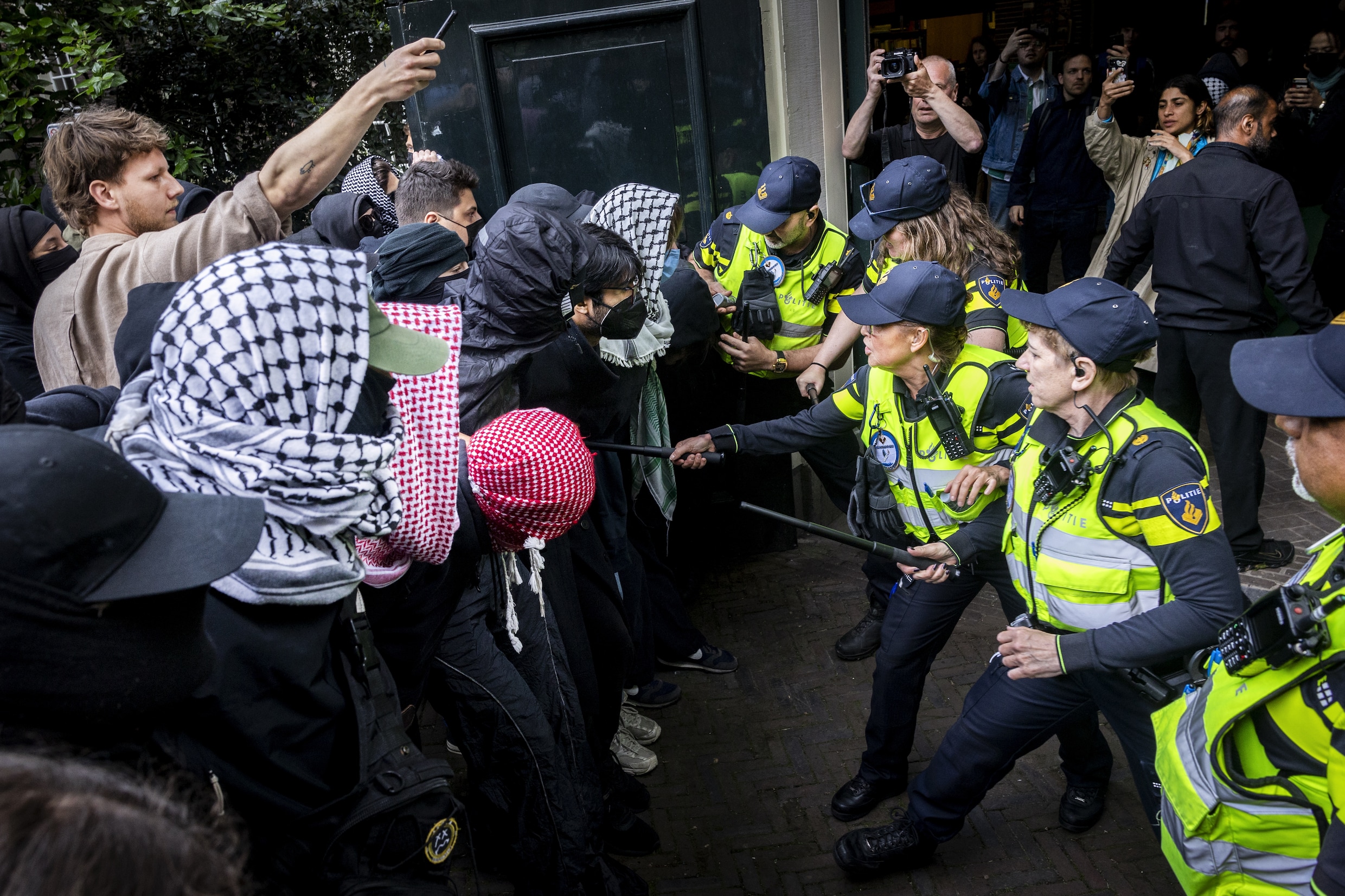 Opinie van 57 UvA-medewerkers: ‘Hoe moeten we Edith Hooge vertrouwen ...