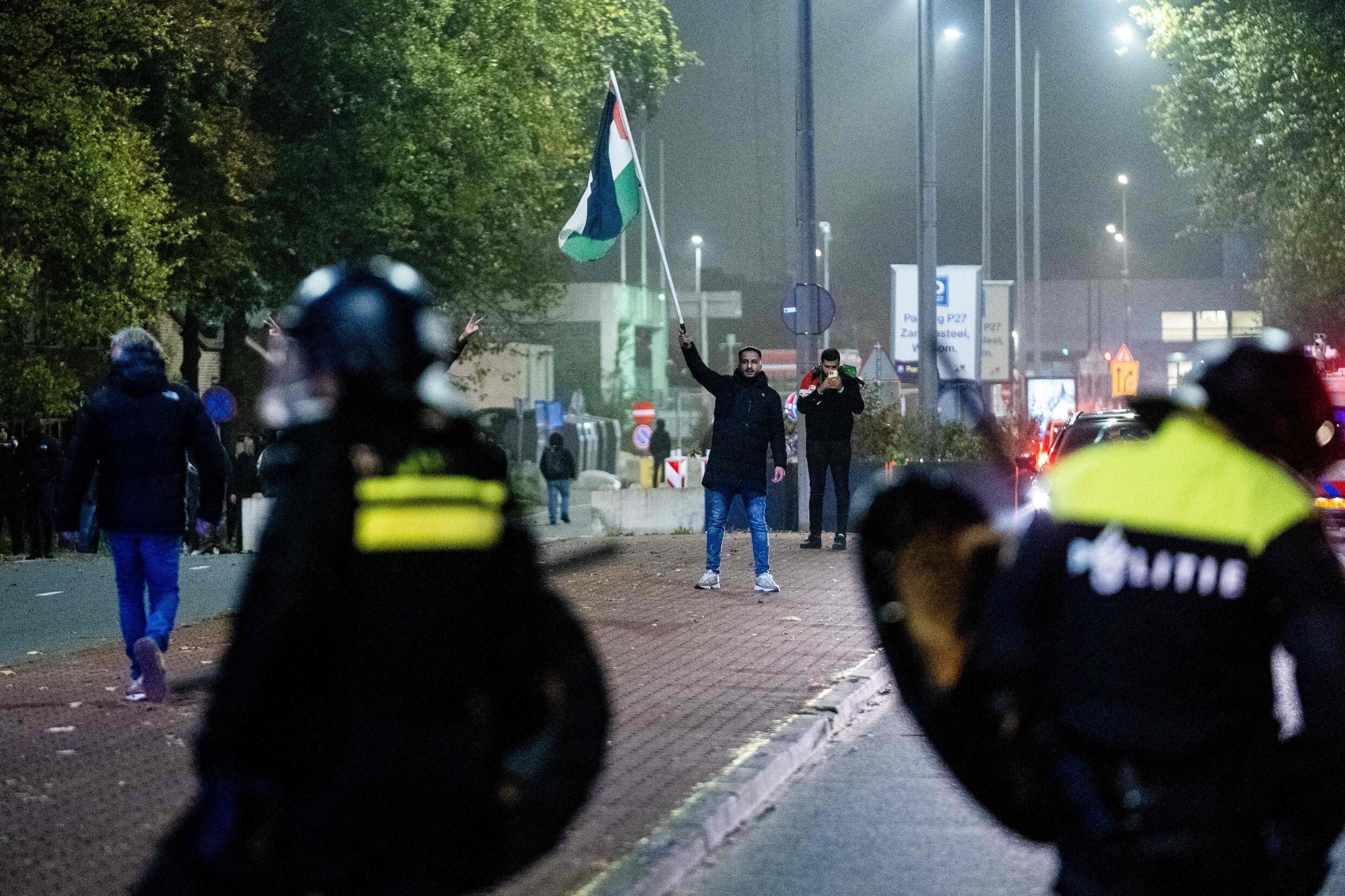 Live: Israëlische supporters aangevallen in Amsterdam, volg het laatste nieuws | Het Parool