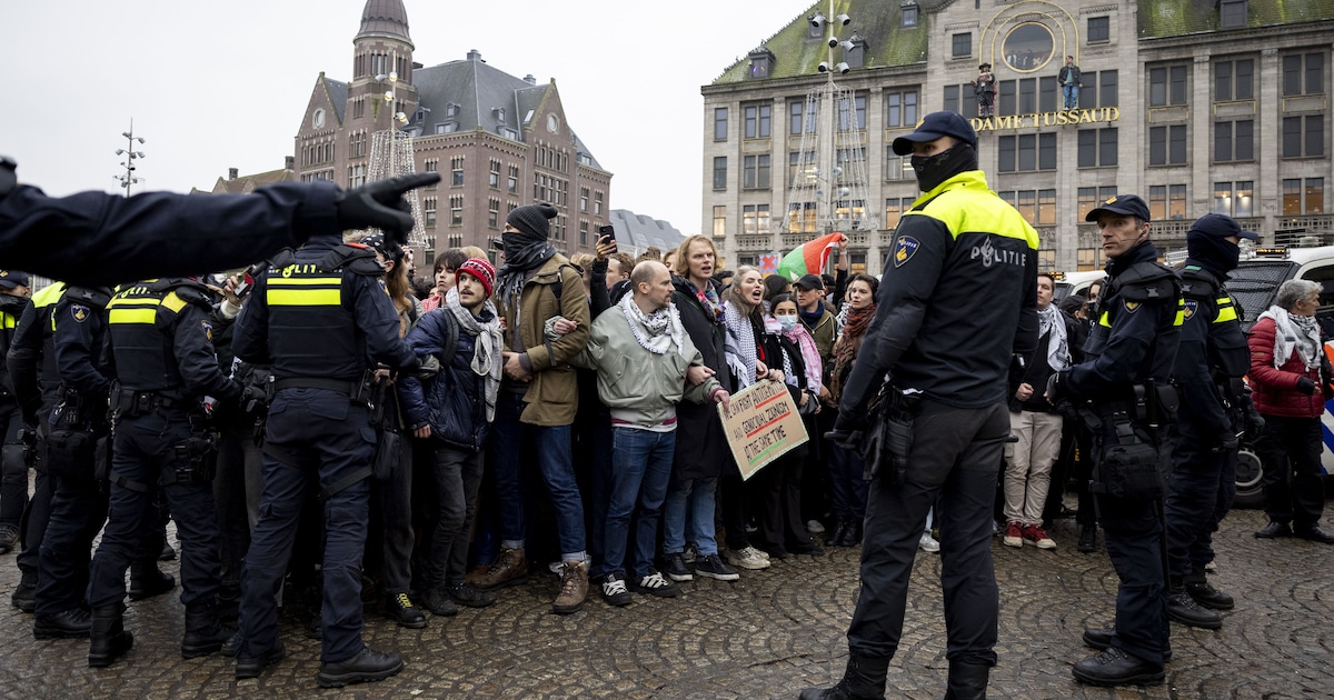 Journalist zondag aangehouden bij demonstratie op de Dam, politie zegt ...